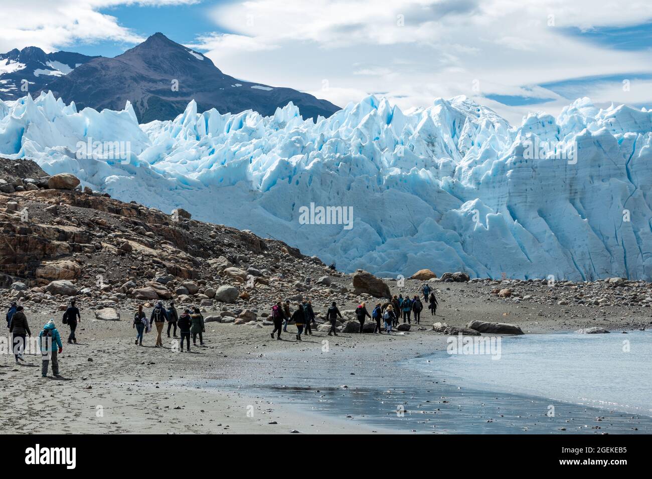 Tourists walking towards the Perito Moreno Glacier Stock Photo - Alamy