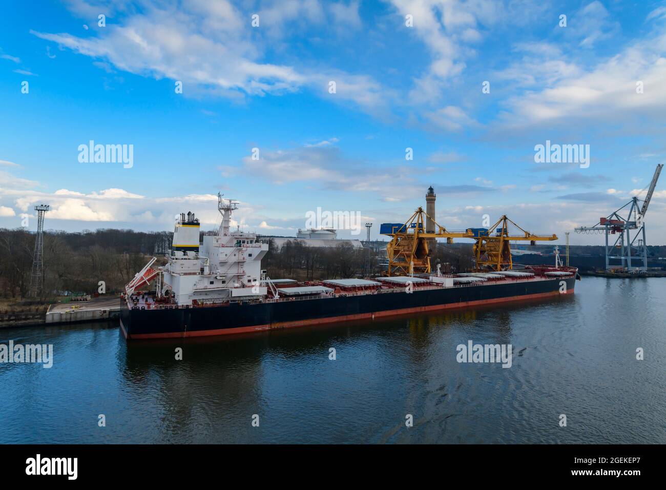 A large bulk carrier in port Stock Photo - Alamy
