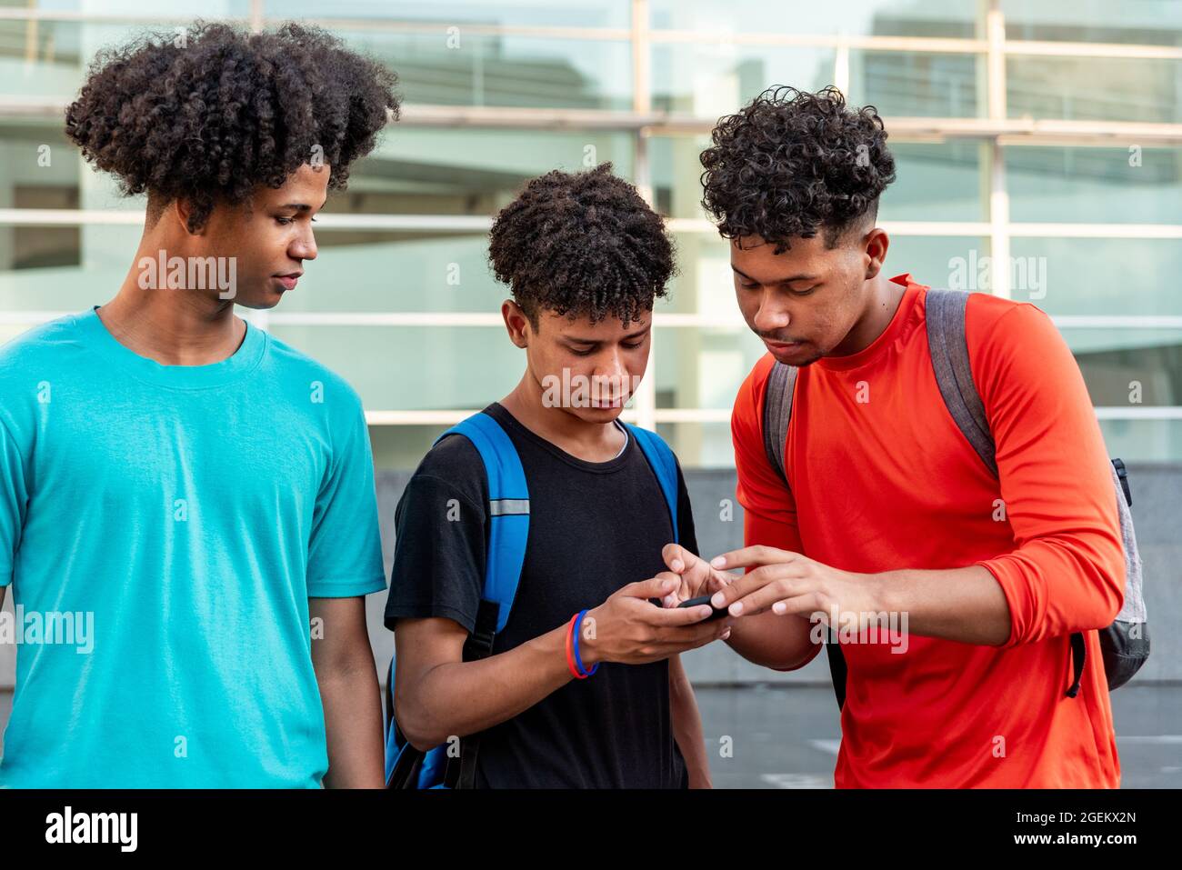Group of teenagers using phone hi-res stock photography and images - Alamy