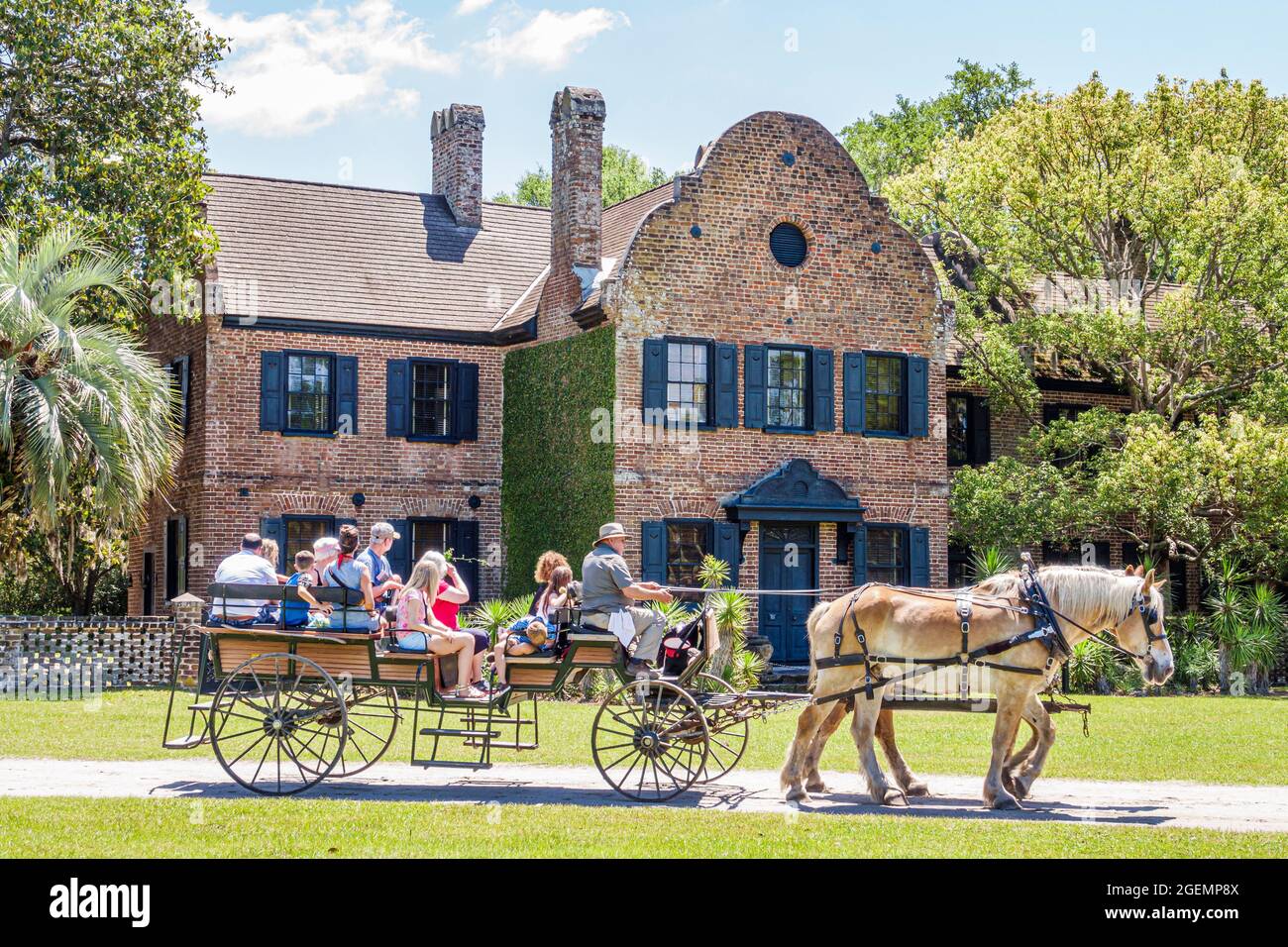 Horse drawn carriage family taking guide guided tour hi-res stock ...