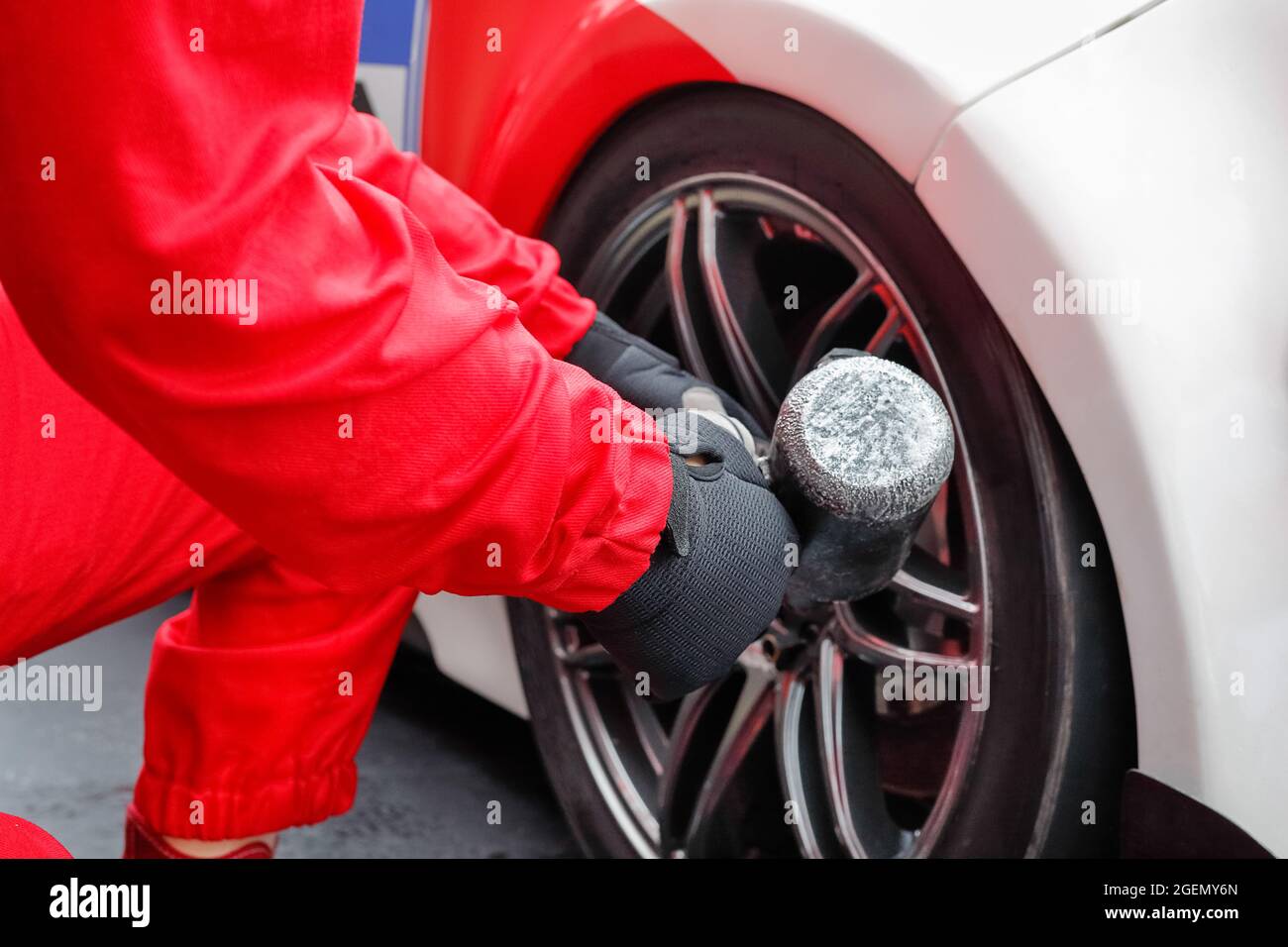 Auto mechanic changing car wheel Stock Photo - Alamy