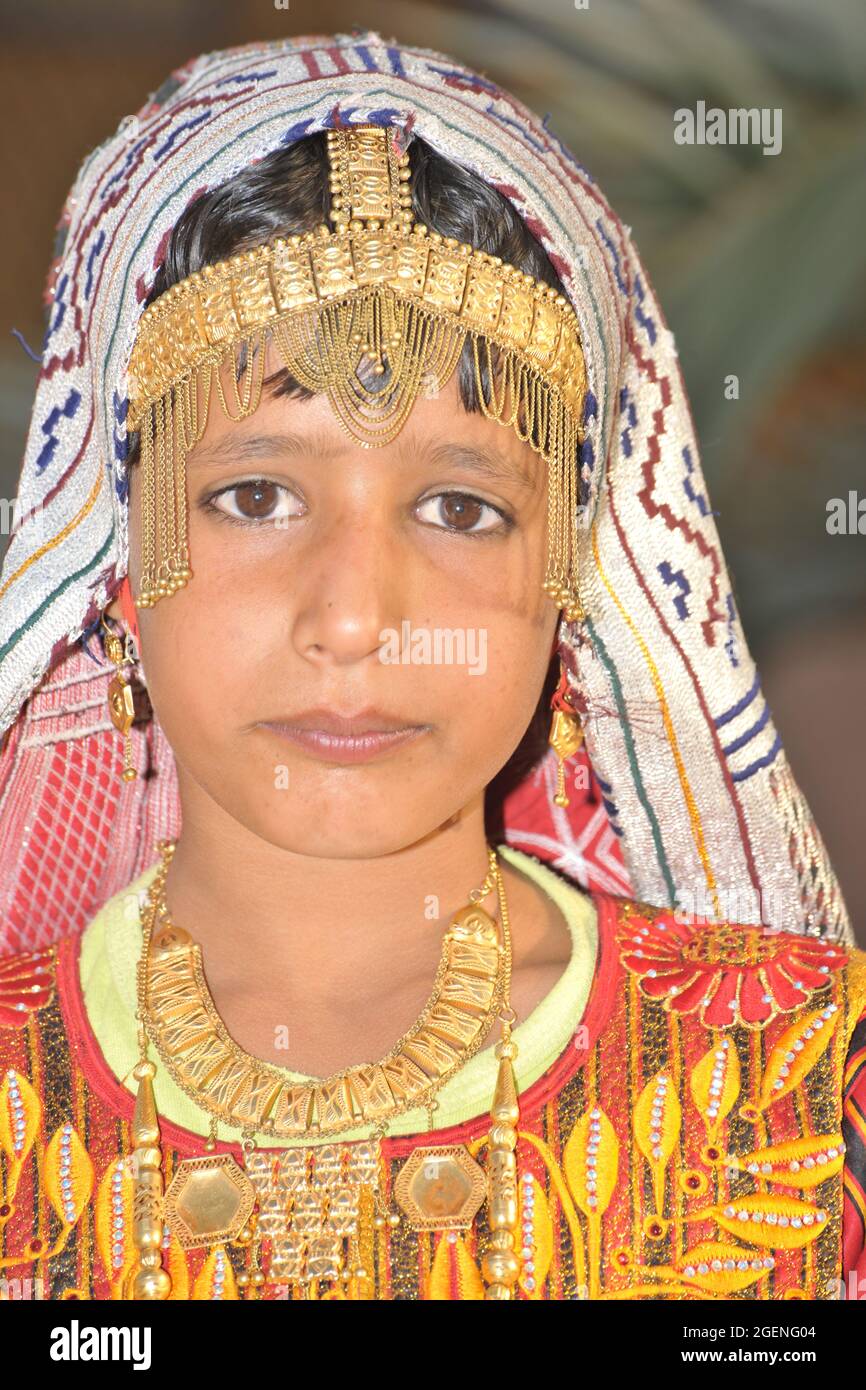 Oman girl traditional hi-res stock photography and images - Alamy