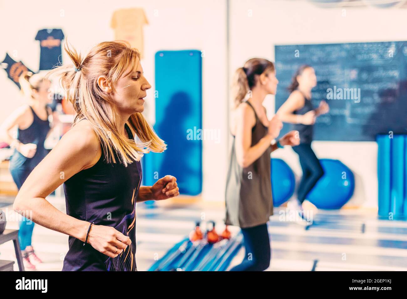 Aerobic exercise class hi-res stock photography and images - Alamy