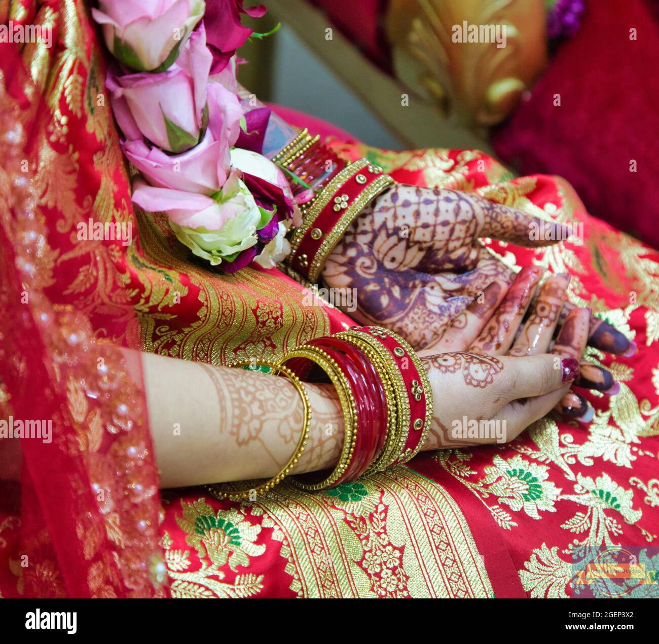 Colorful henna on bride's hands during an Indian wedding ceremony Stock ...