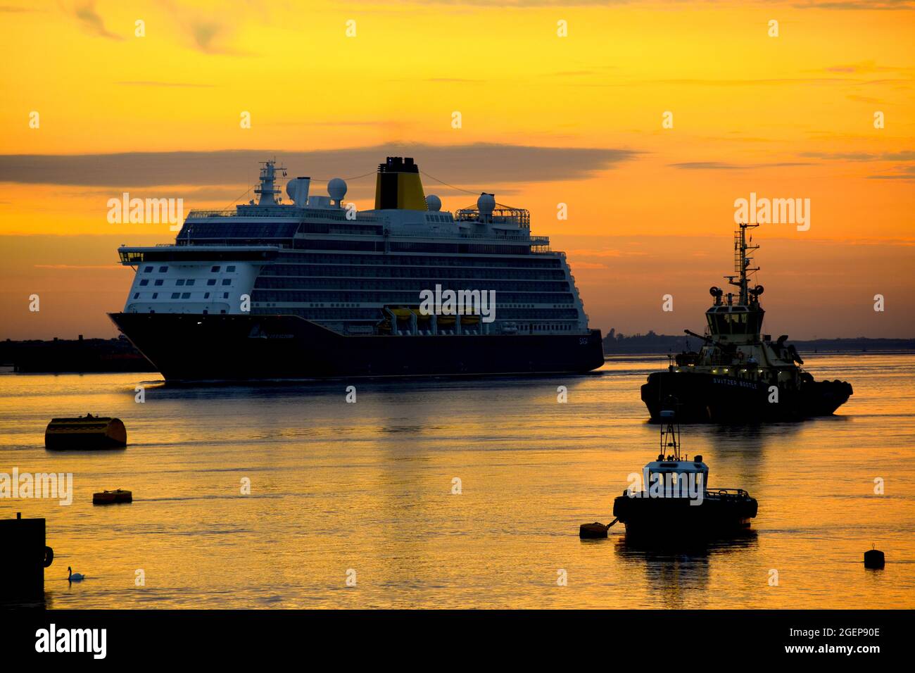 21/08/2021 Gravesend UK Dawn breaks above the River Thames near Gravesend. Image shows the ...
