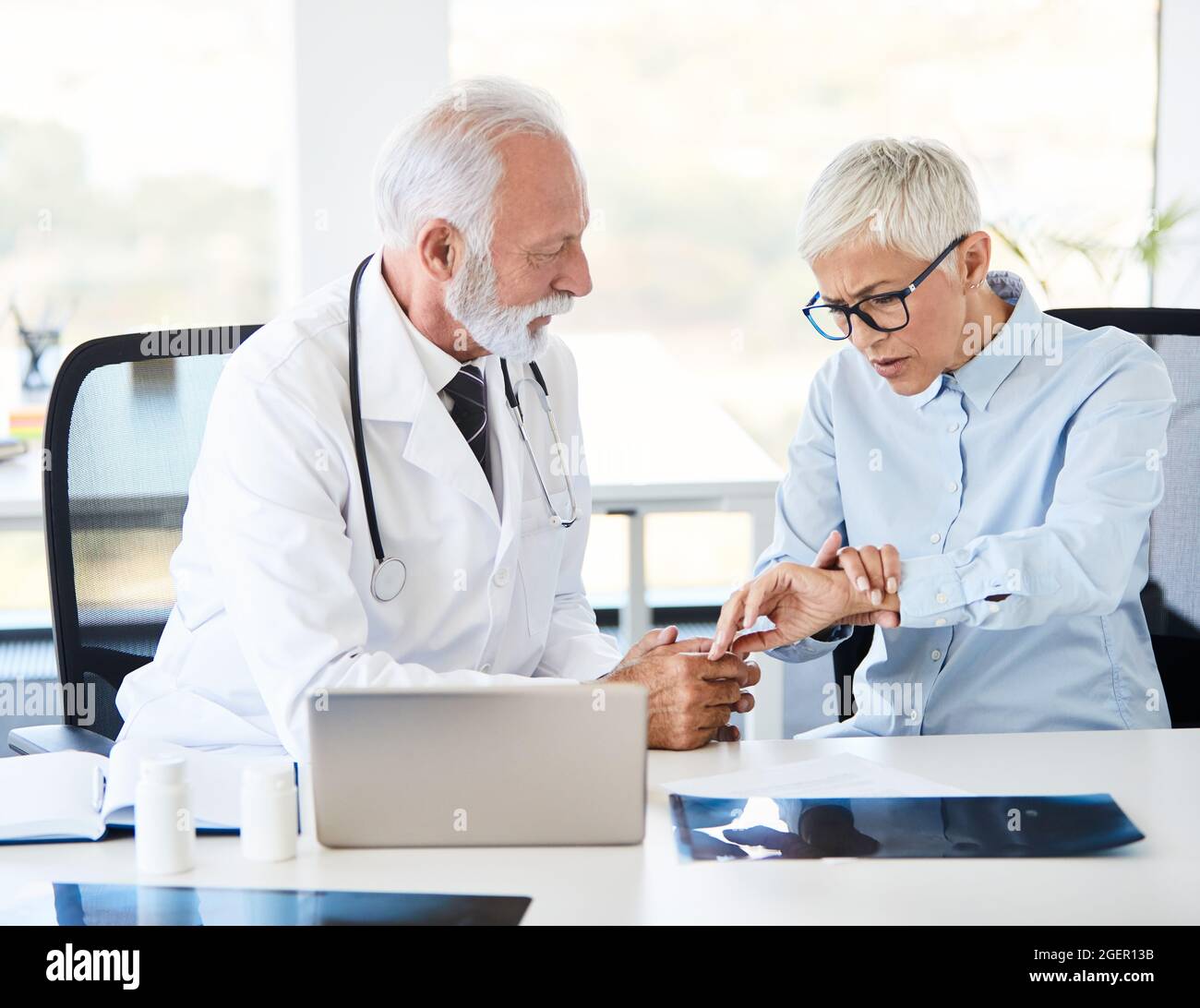 Hospital office worker hi-res stock photography and images - Alamy