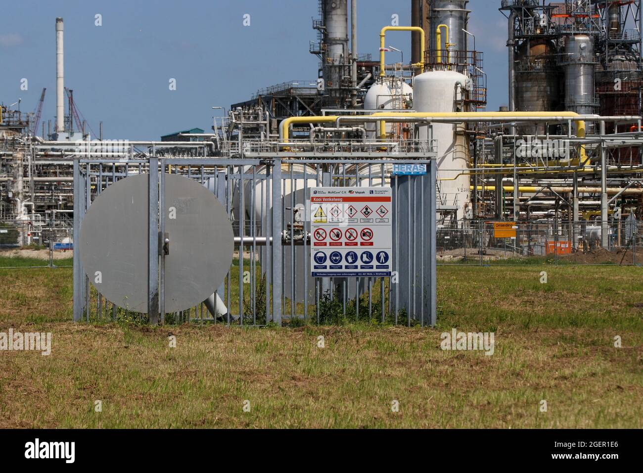 Underground oil refinery hi-res stock photography and images - Alamy