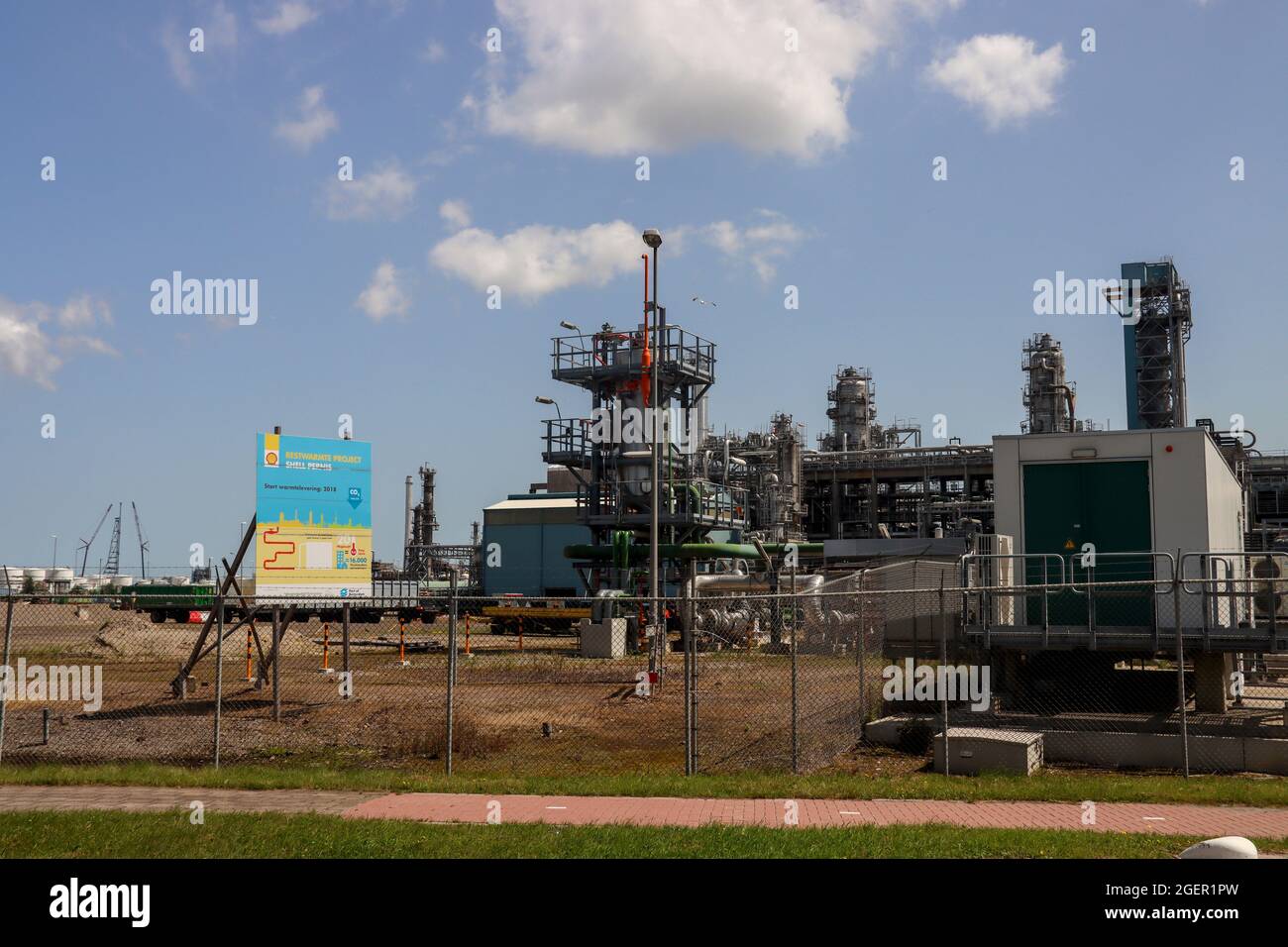 Shell oil fuel storage tank hi-res stock photography and images - Alamy