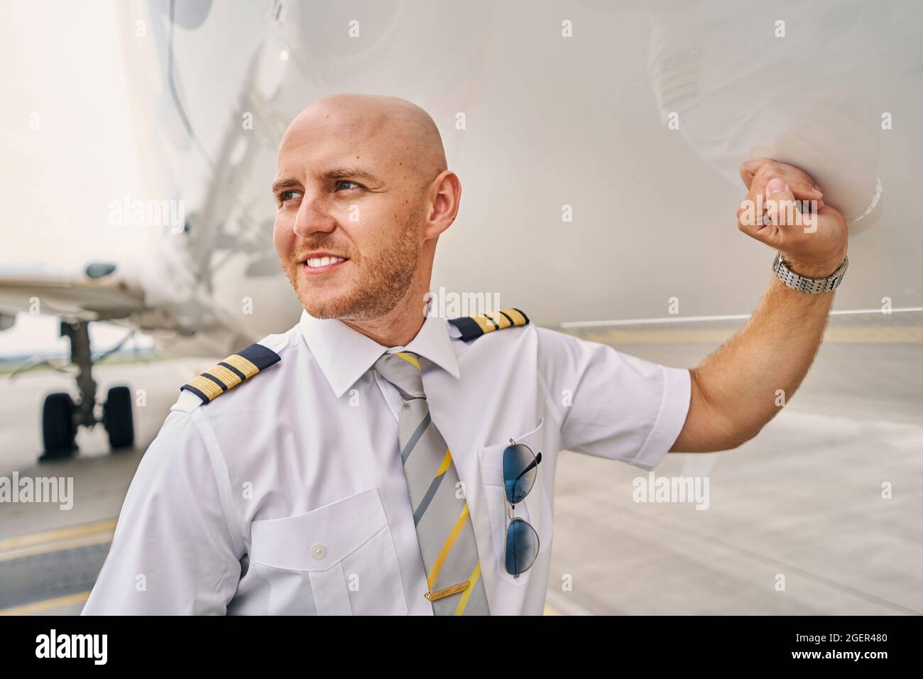 Airline captain standing by a landed airliner Stock Photo - Alamy