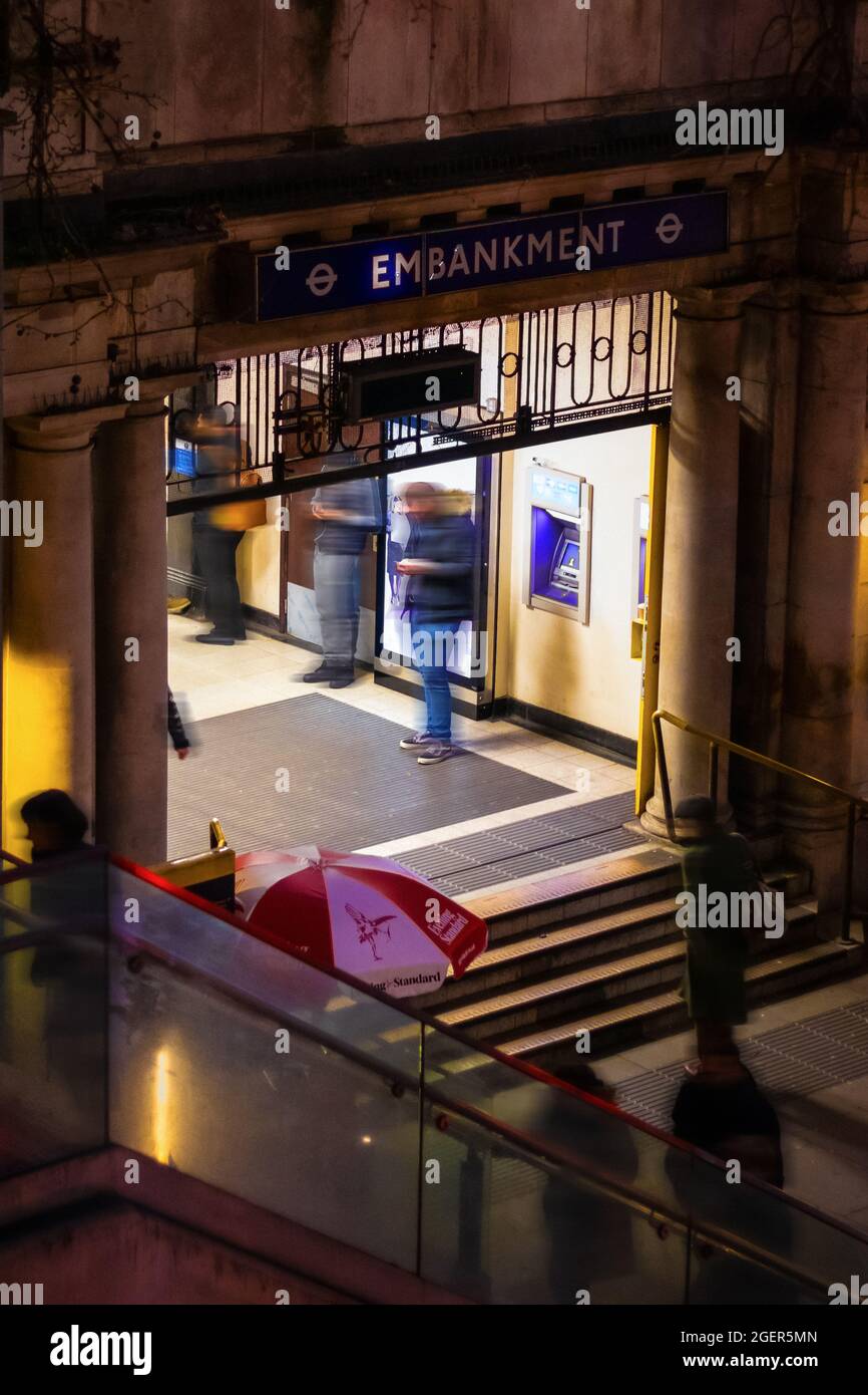 Embankment underground station train tube hi-res stock photography and ...