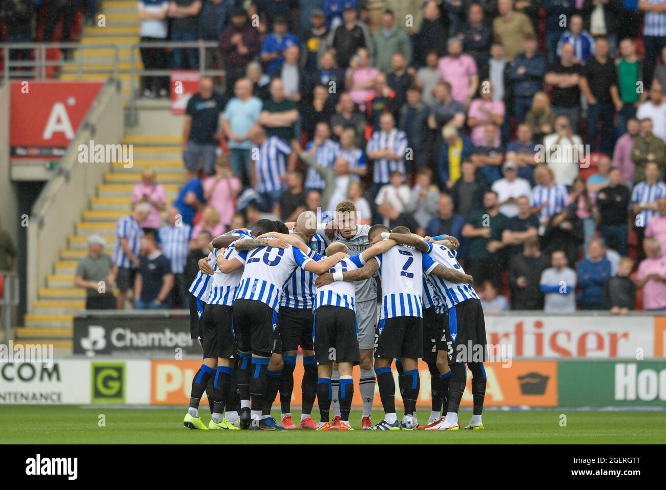 The Sheffield Wednesday players form a huddle before the game Stock ...