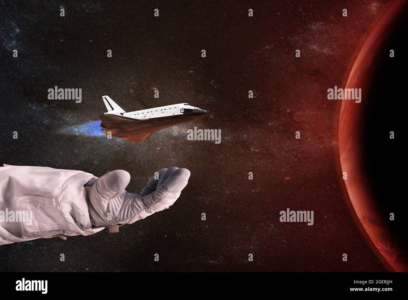 The shuttle in the hands of the astronaut opposite the red planet ...