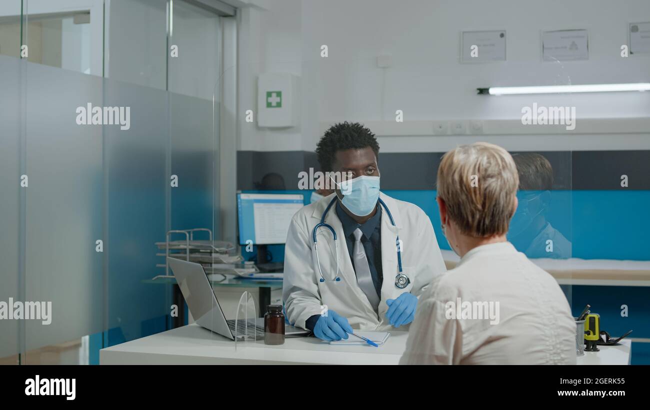 Medic consulting elder patient face hi-res stock photography and images ...