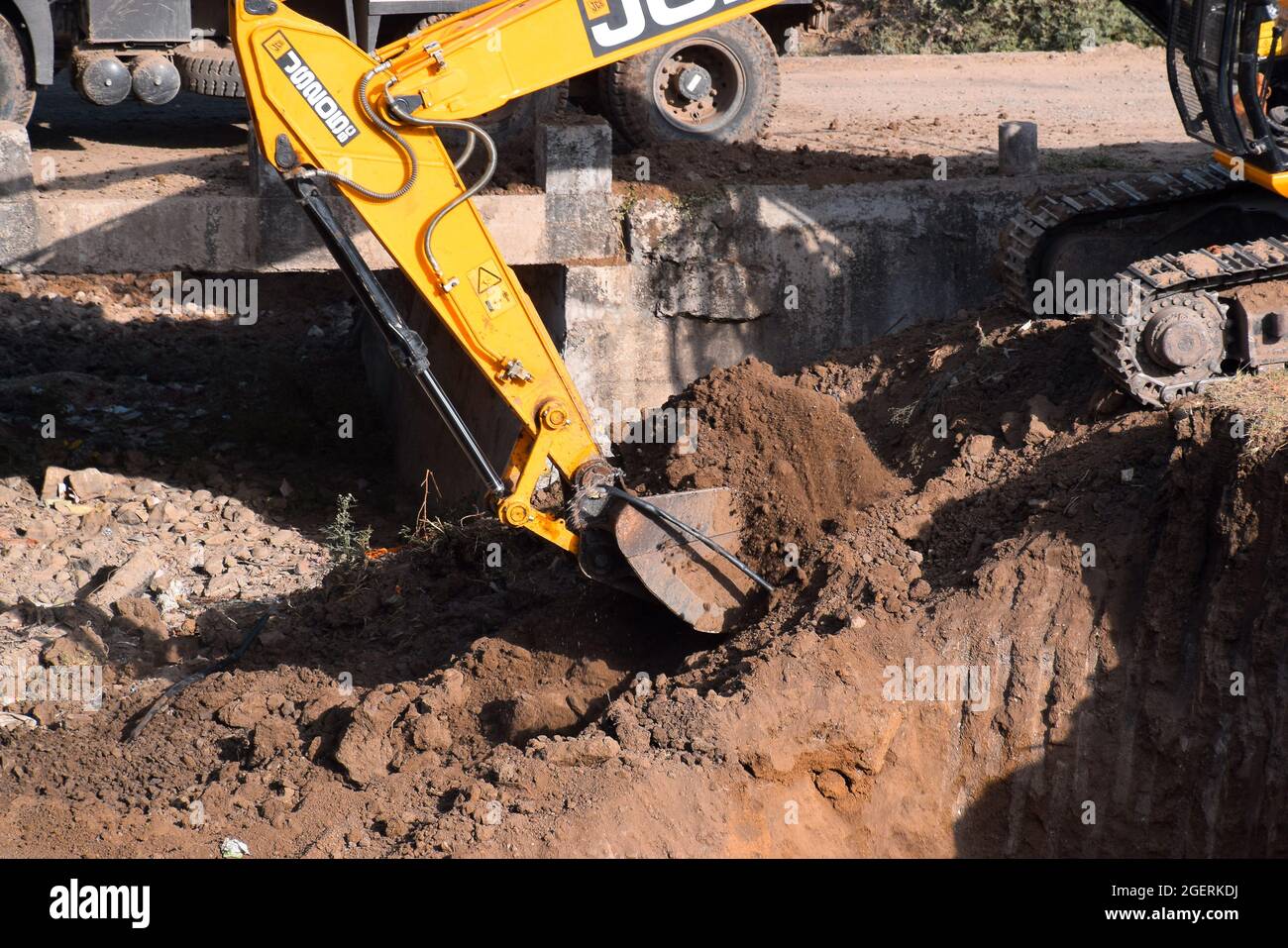 Road digging india hi-res stock photography and images - Alamy