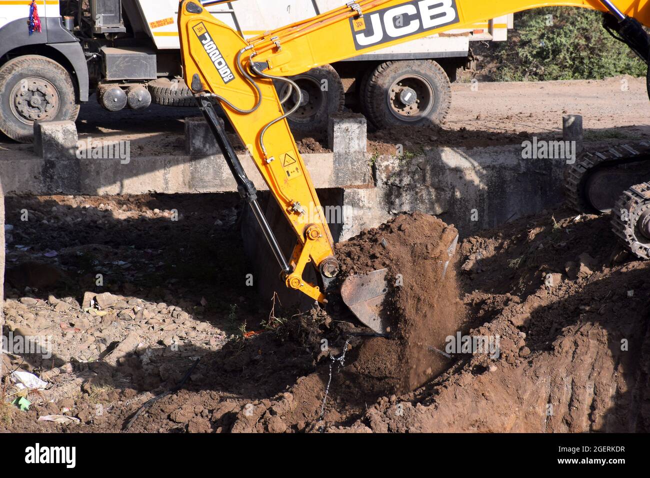 Jcb digging india hi-res stock photography and images - Alamy