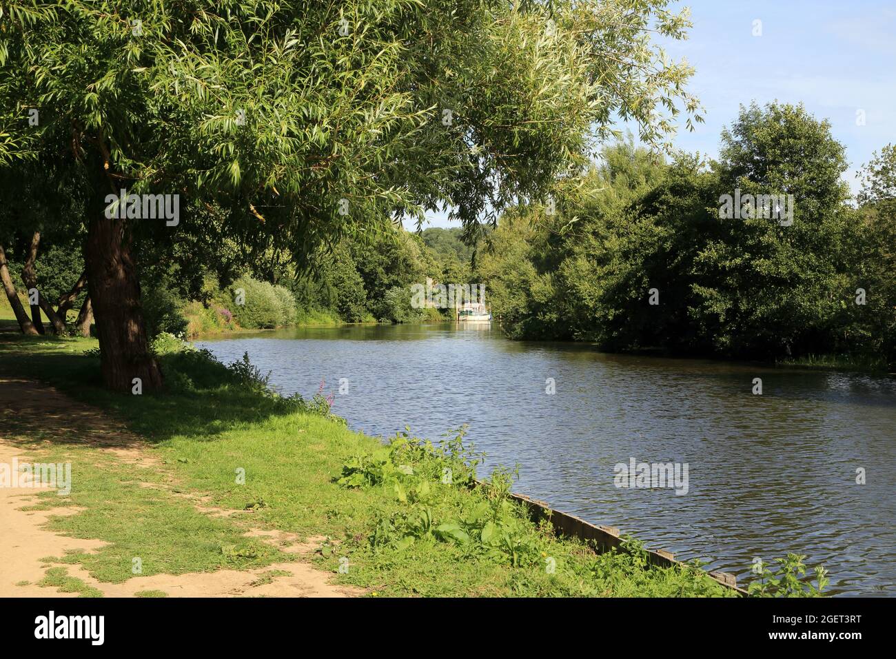 View of Medway river from tow path between Teston and Wateringbury ...