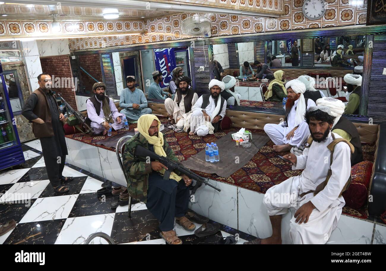 Kabul, Afghanistan. 21st Aug, 2021. Taliban members wait to have lunch ...