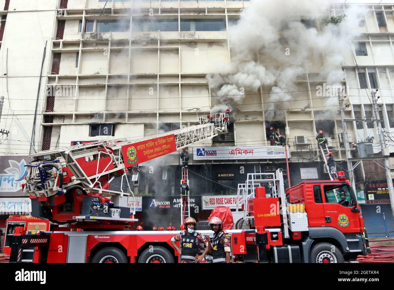 Non Exclusive: DHAKA, BANGLADESH - AUGUST 21: Firefighters corp ...
