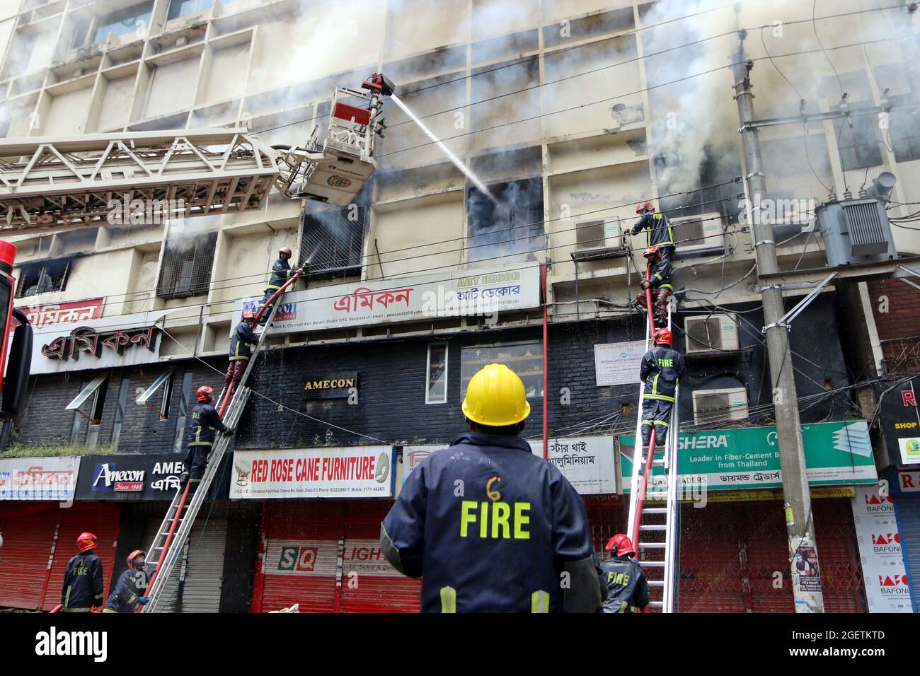 Non Exclusive: DHAKA, BANGLADESH - AUGUST 21: Firefighters corp ...