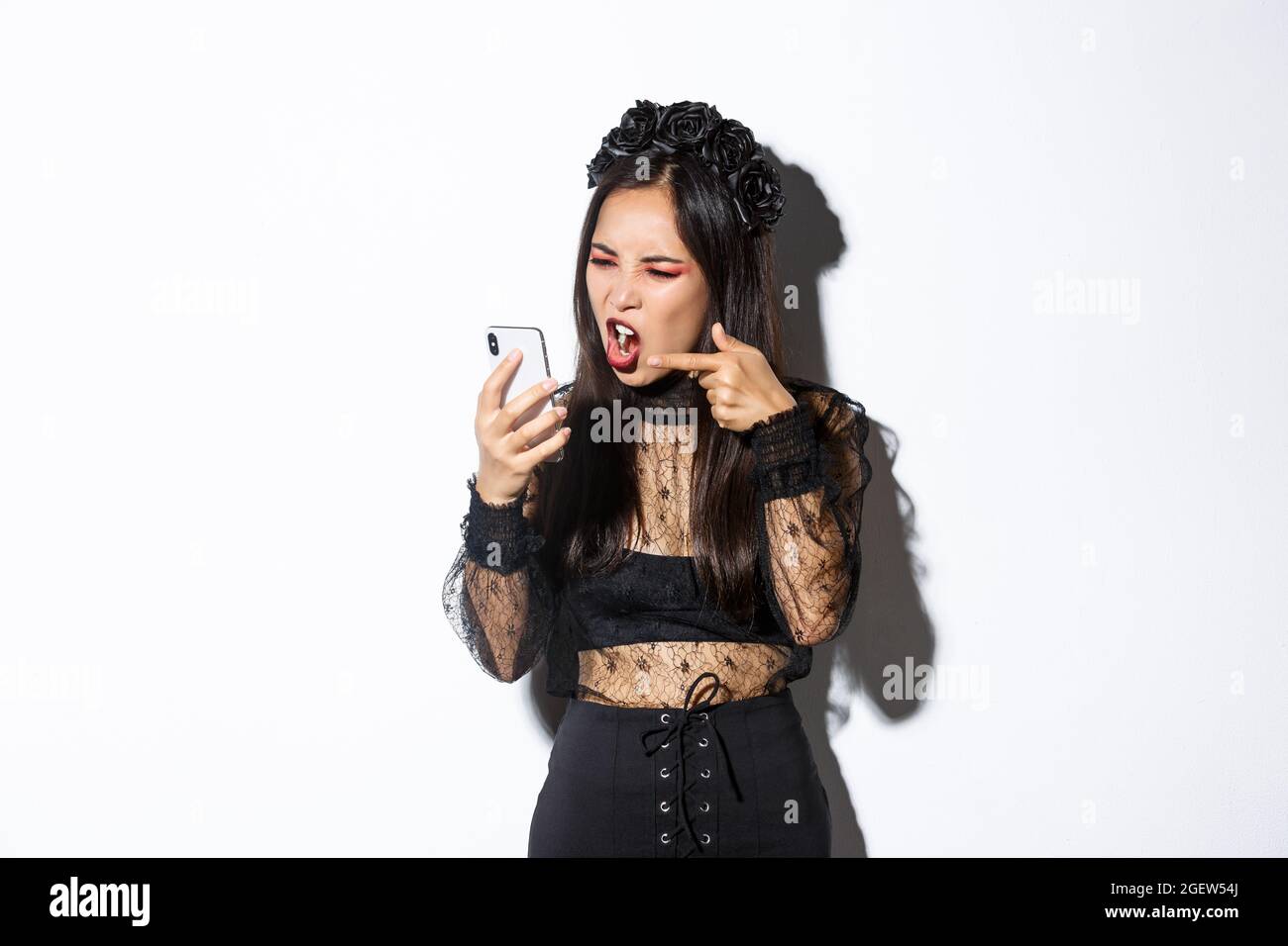 Black woman yelling phone hi-res stock photography and images - Alamy