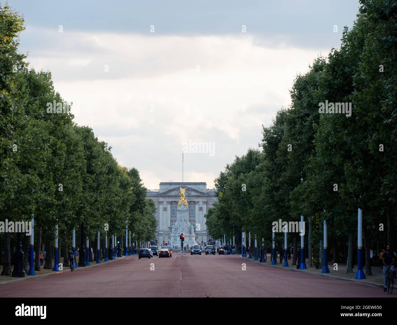 Looking down mall buckingham palace hi-res stock photography and images - Alamy