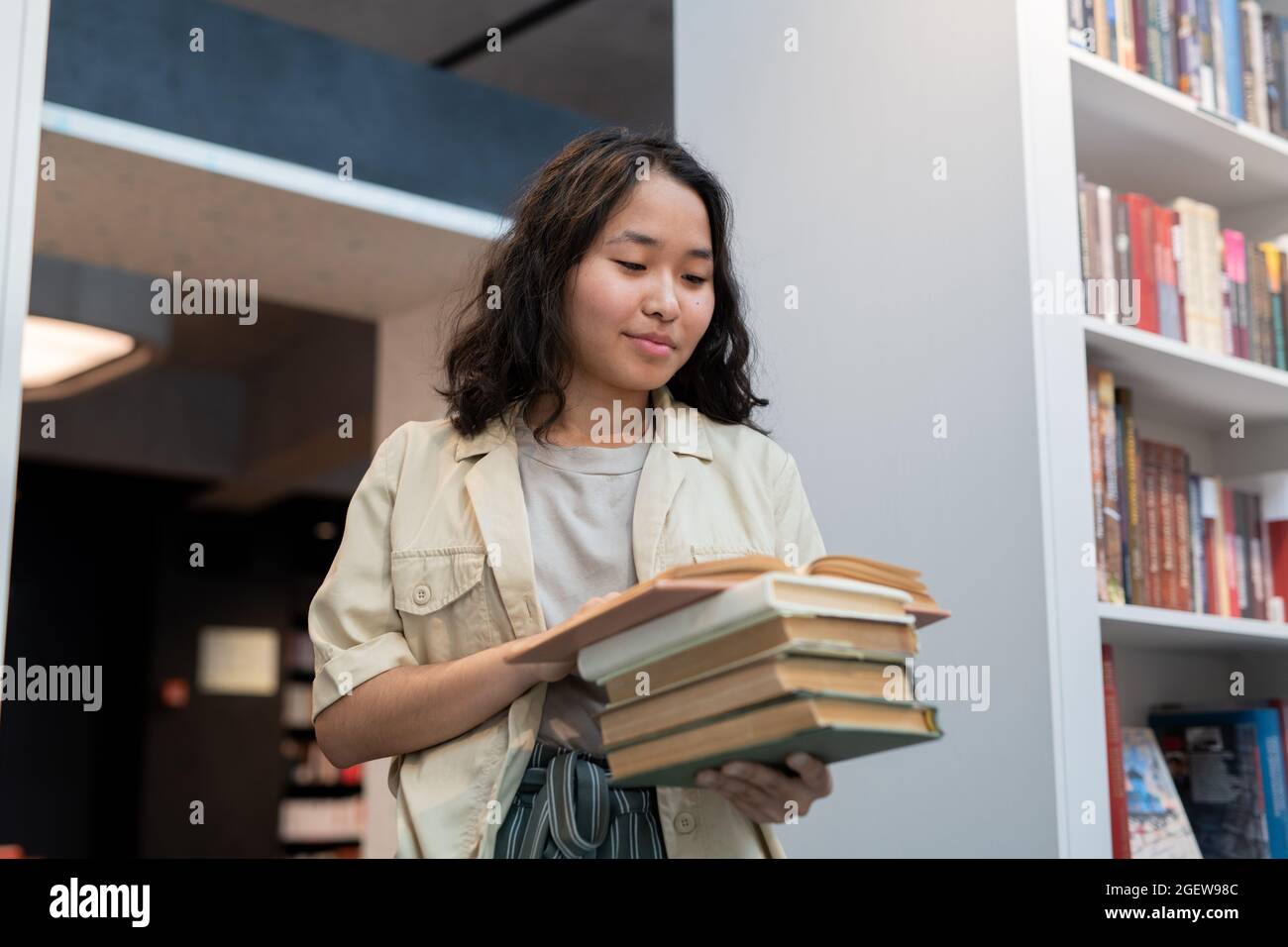 Asian girl reading library hi-res stock photography and images - Alamy