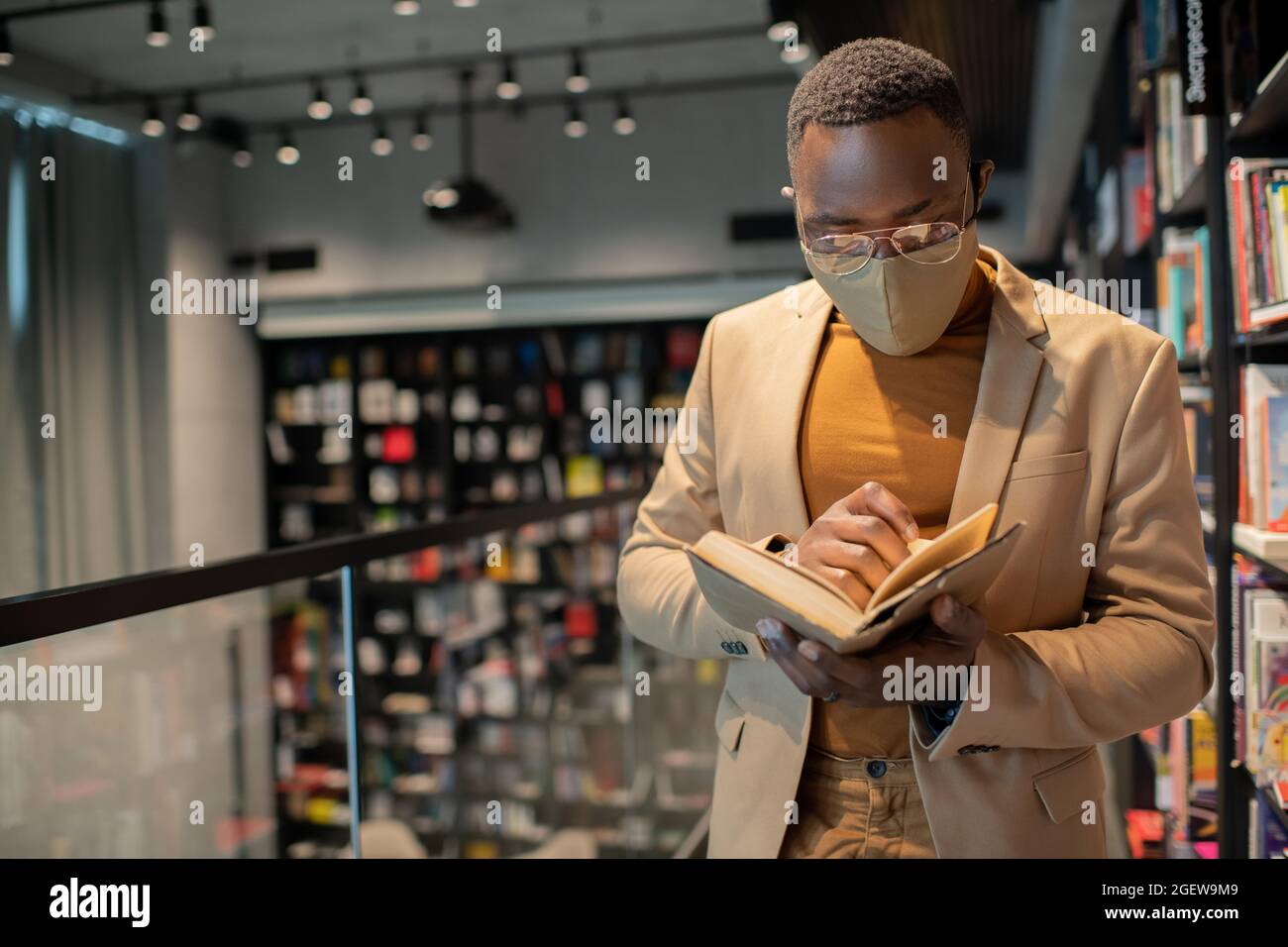 Bookshop reading young hi-res stock photography and images - Alamy