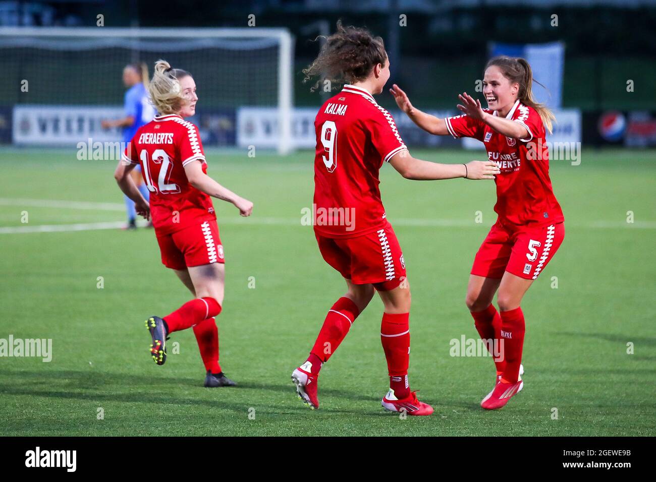 ENSCHEDE, NETHERLANDS - AUGUST 21: Kim Everaerts of FC Twente, Fenna ...