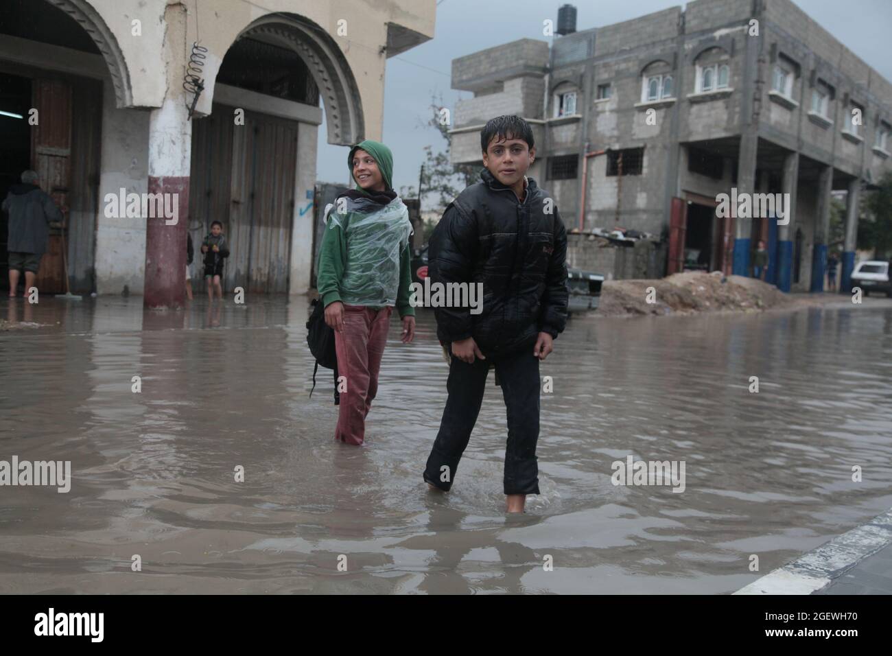 Palestinian Children walk in flooded water. Gaza City Stock Photo - Alamy