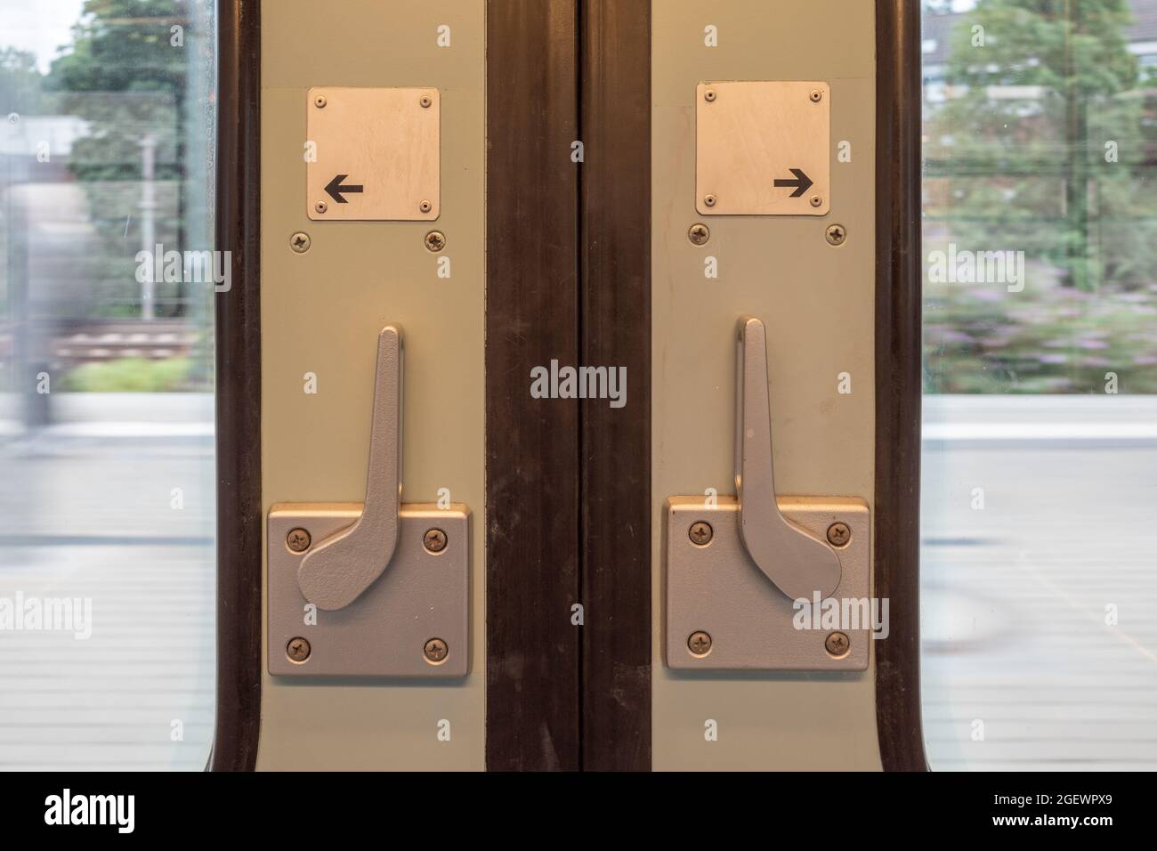 Open train door handle hi-res stock photography and images - Alamy