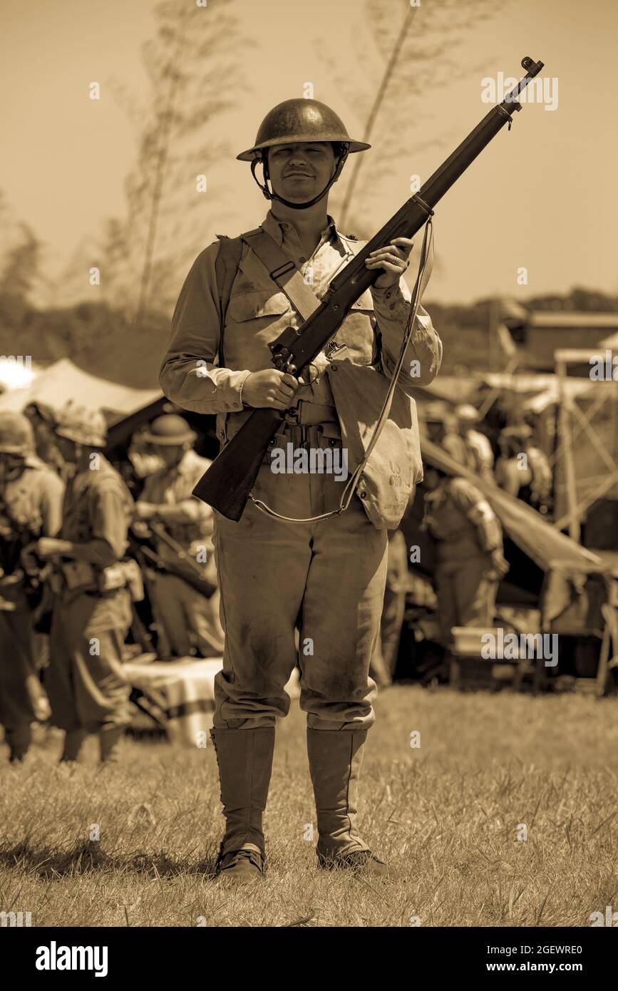 World war ii american soldiers reading hi-res stock photography and ...
