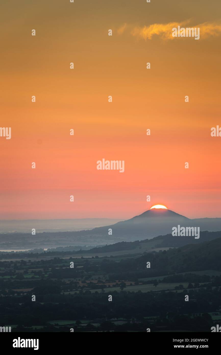 Sun rising behind mountain hi-res stock photography and images - Alamy