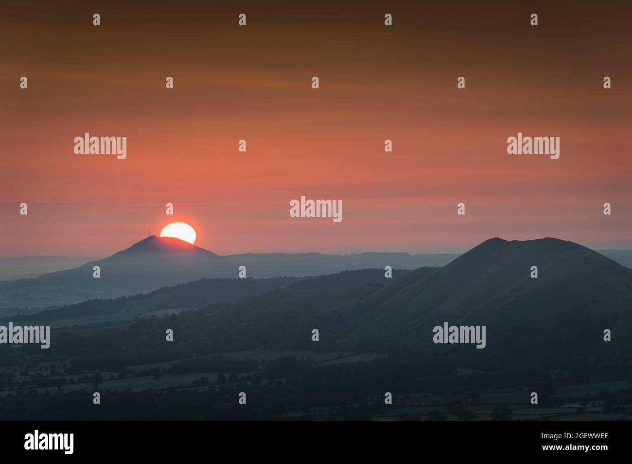 Sun rising behind mountain hi-res stock photography and images - Alamy