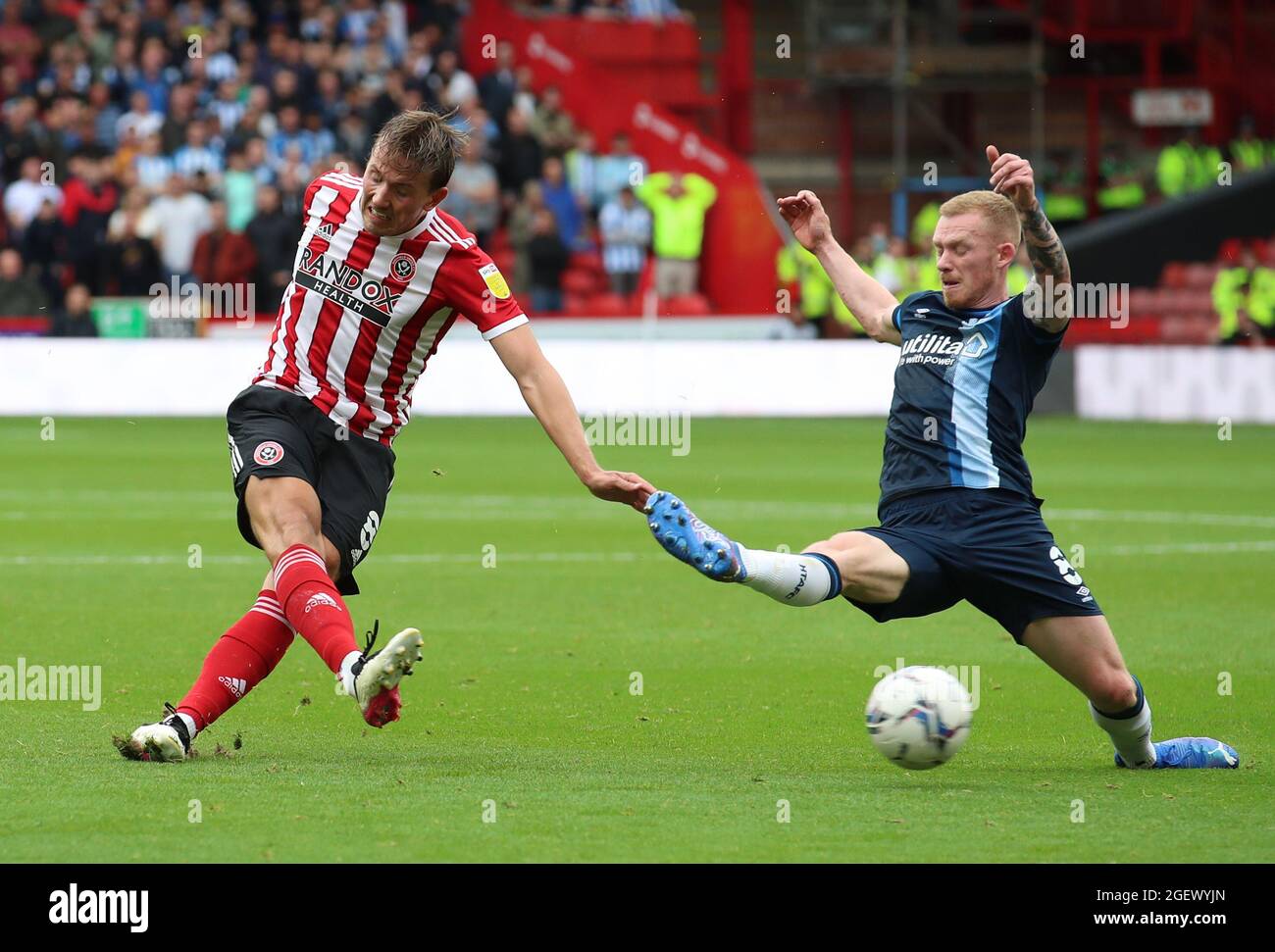 Sheffield, England, 21st August 2021. Sander Berge of Sheffield Utd shoots during the Sky Bet ...