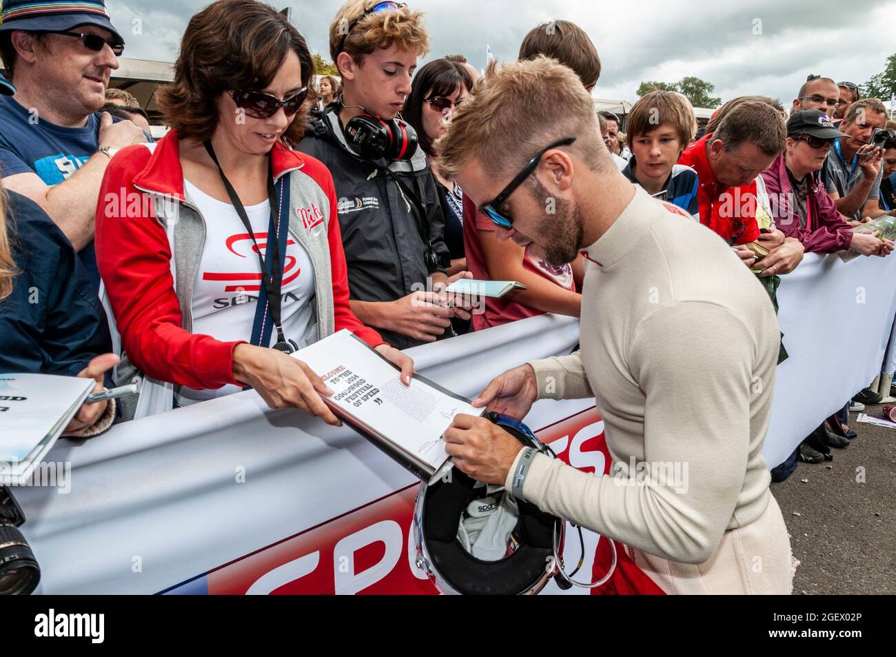 Female fan autograph hi-res stock photography and images - Alamy
