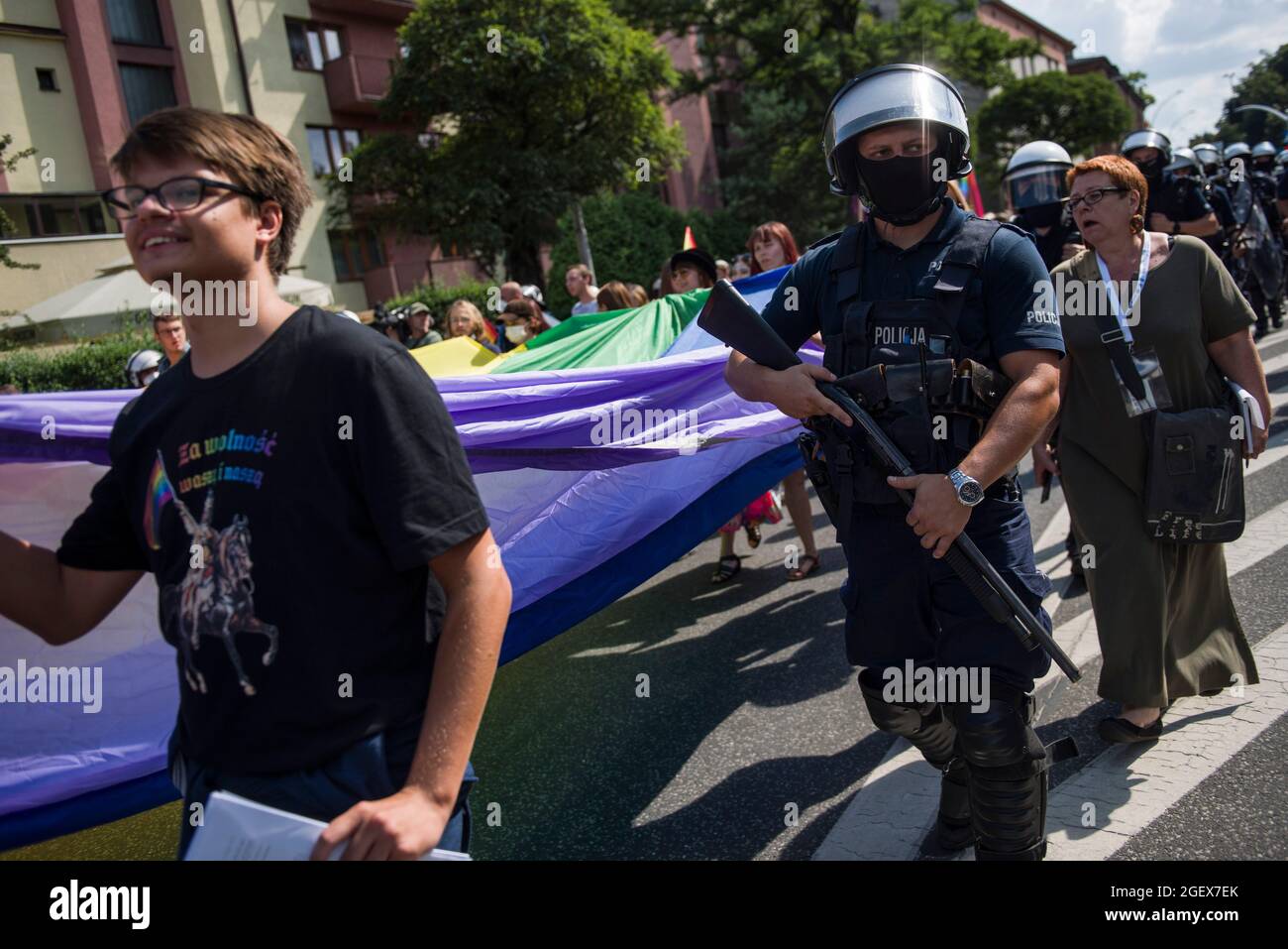 Police protect the Equality March from nationalists and hooligans ...