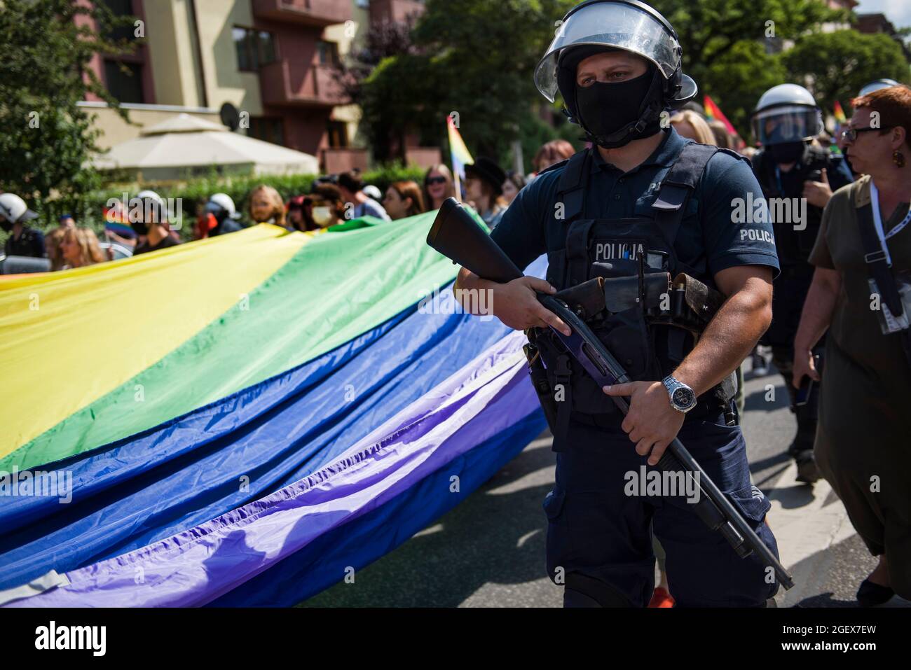 Police protect the Equality March from nationalists and hooligans ...