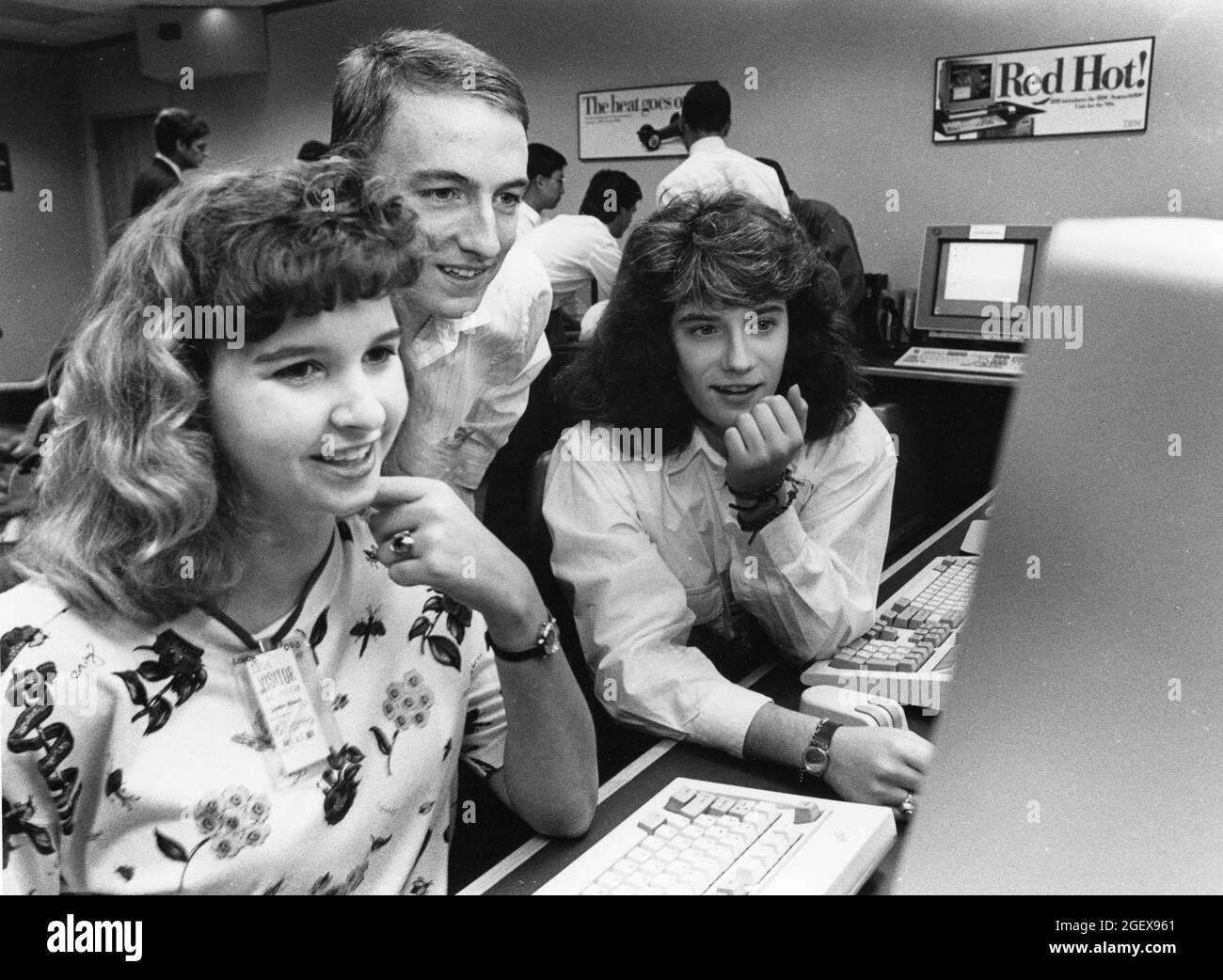 Tech minded teen girls hi-res stock photography and images - Alamy