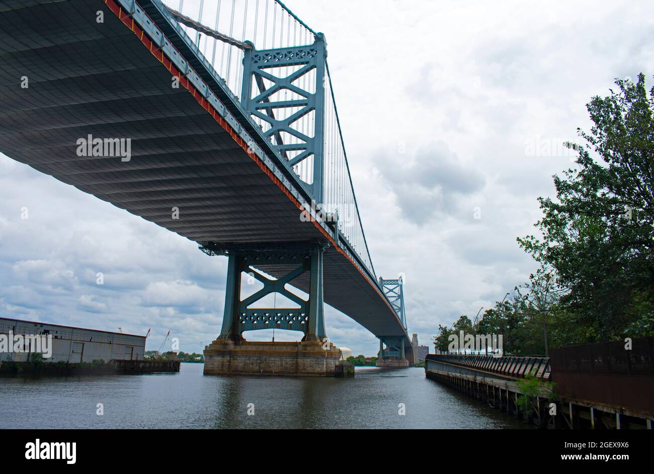 Benjamin Franklin Bridge spanning the Delaware River on a cloudy day ...