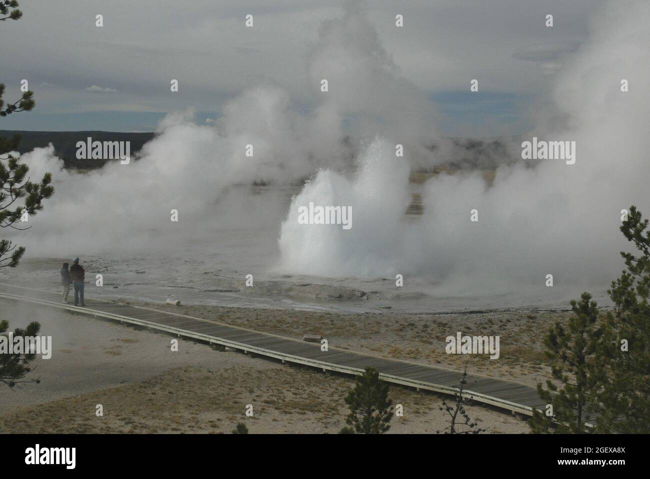 Visitors viewing fountain geyser hi-res stock photography and images ...