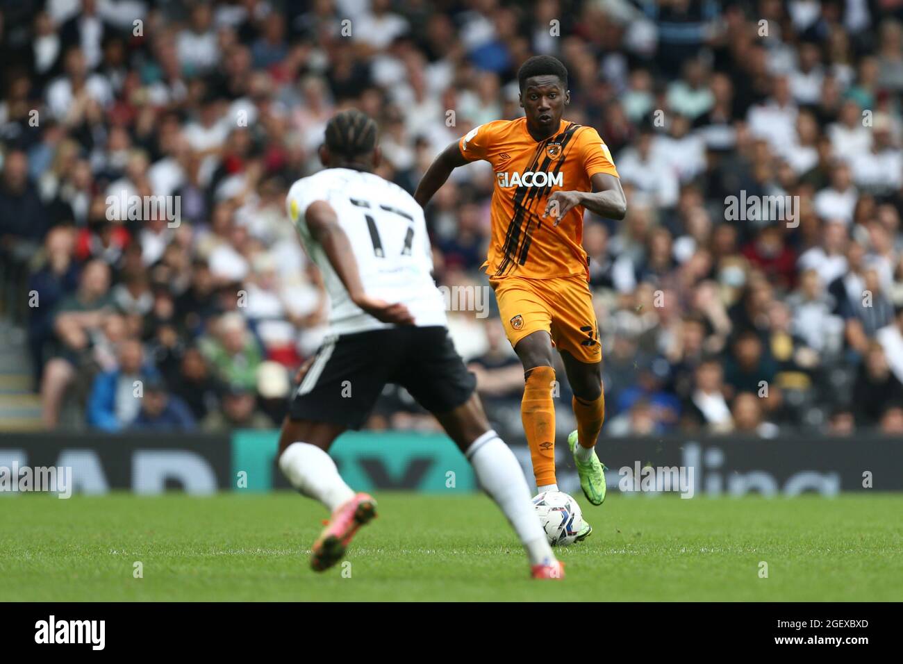 Di'Shon Bernard #24 of Hull City runs with the ball Stock Photo - Alamy