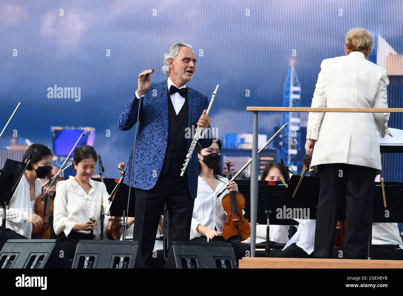 Andrea bocelli on stage hi-res stock photography and images - Alamy