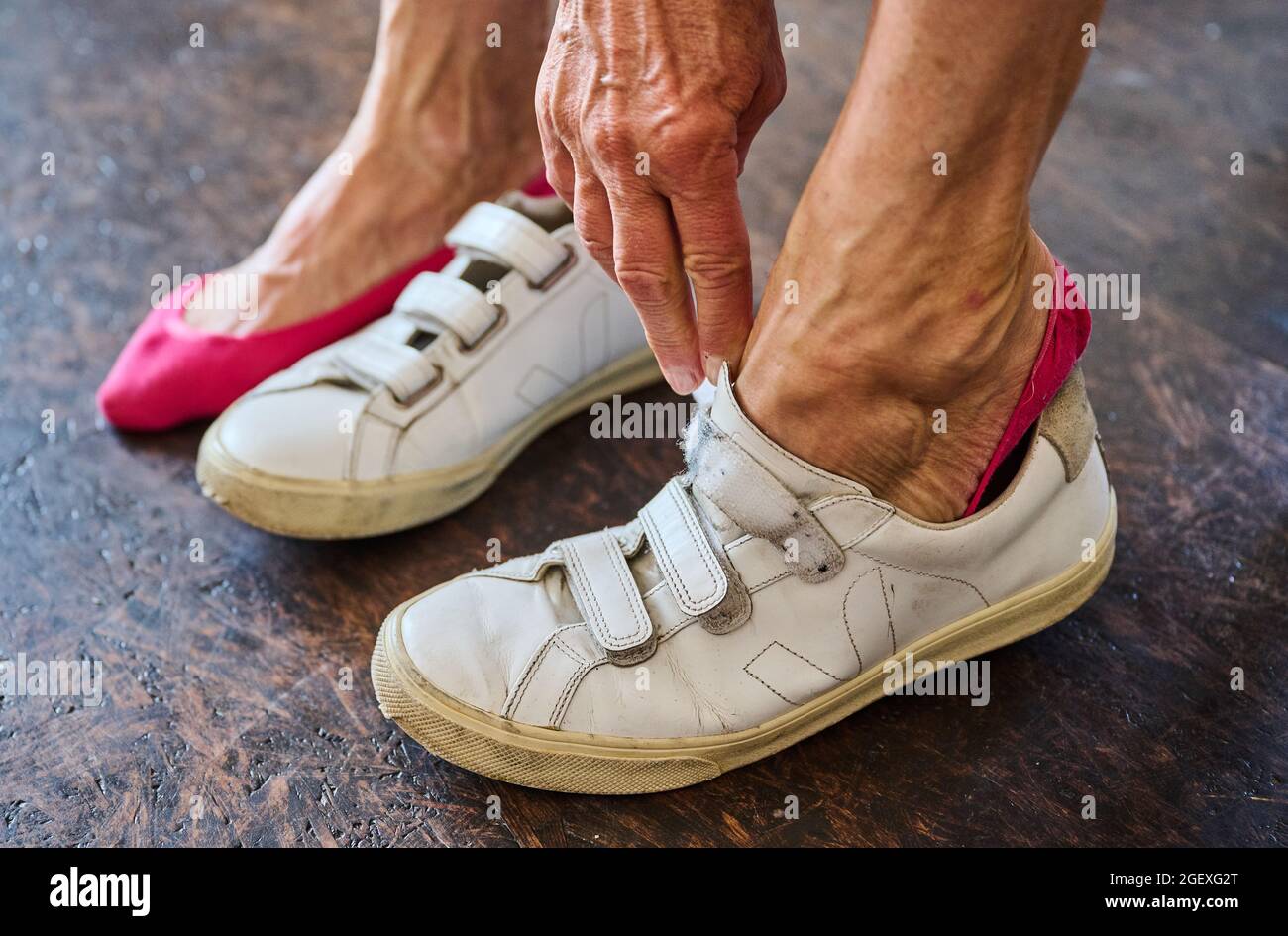 Berlin, Germany. 13th Aug, 2021. ILLUSTRATION: An elderly woman puts on ...