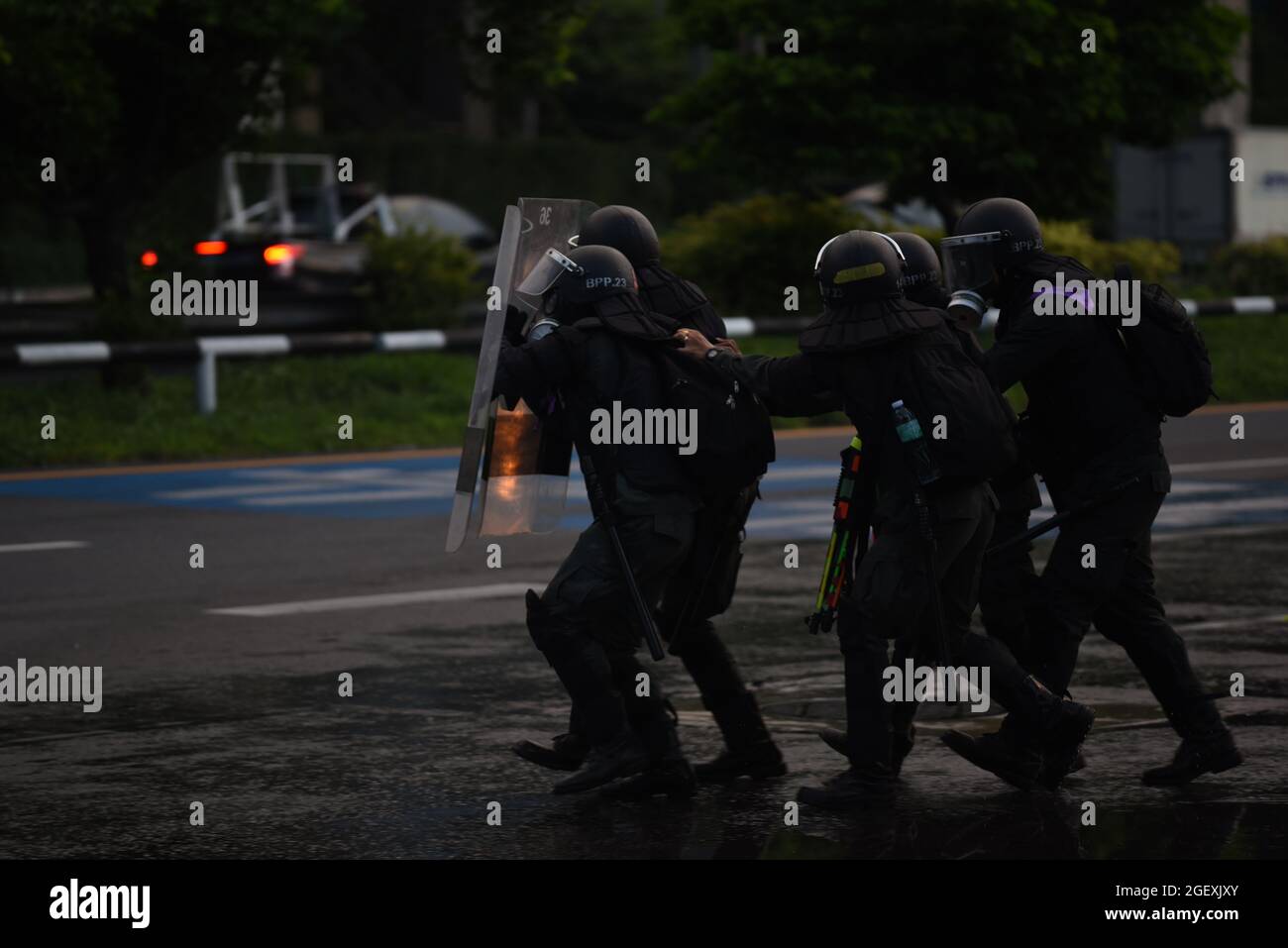 Bangkok, Thailand. 21st Aug, 2021. Anti-government protesters attack on ...