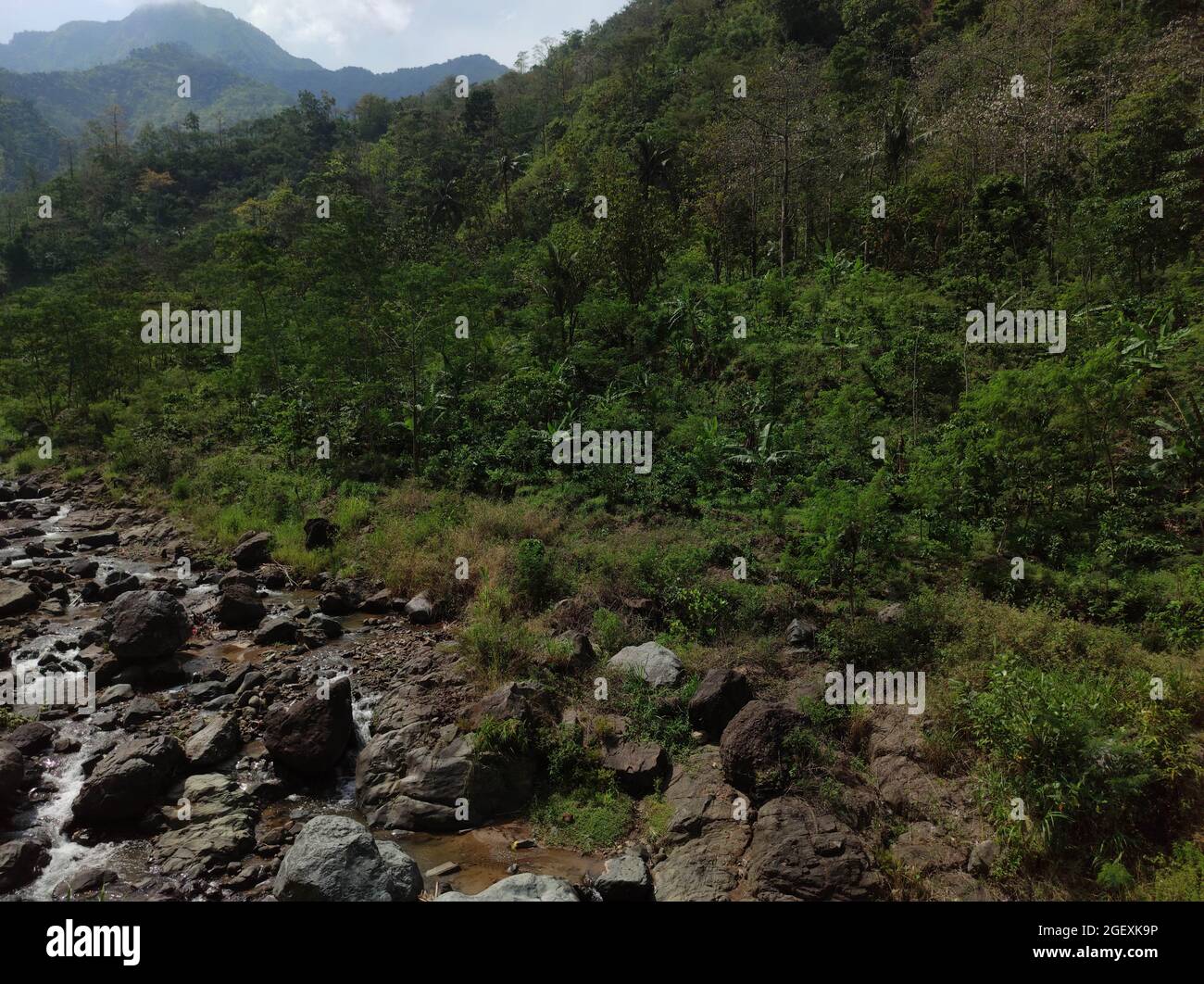 Spring river flowing between rocks hi-res stock photography and images ...