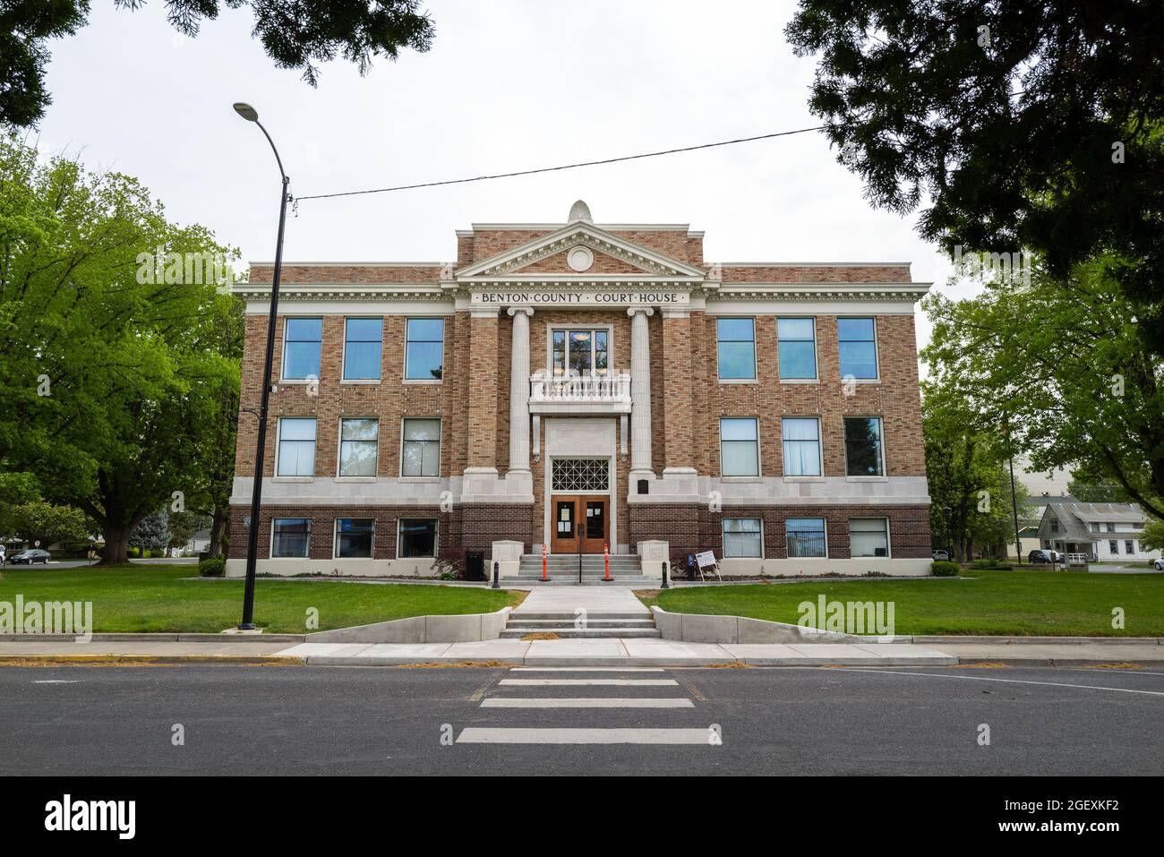 Pedestrian crossing to the Benton County Courthouse in Prosser ...