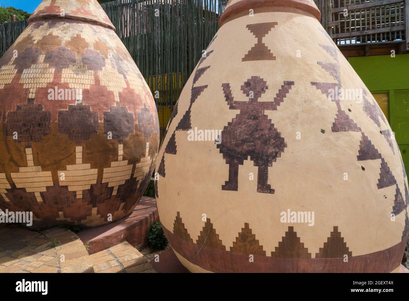 African pots hi-res stock photography and images - Alamy