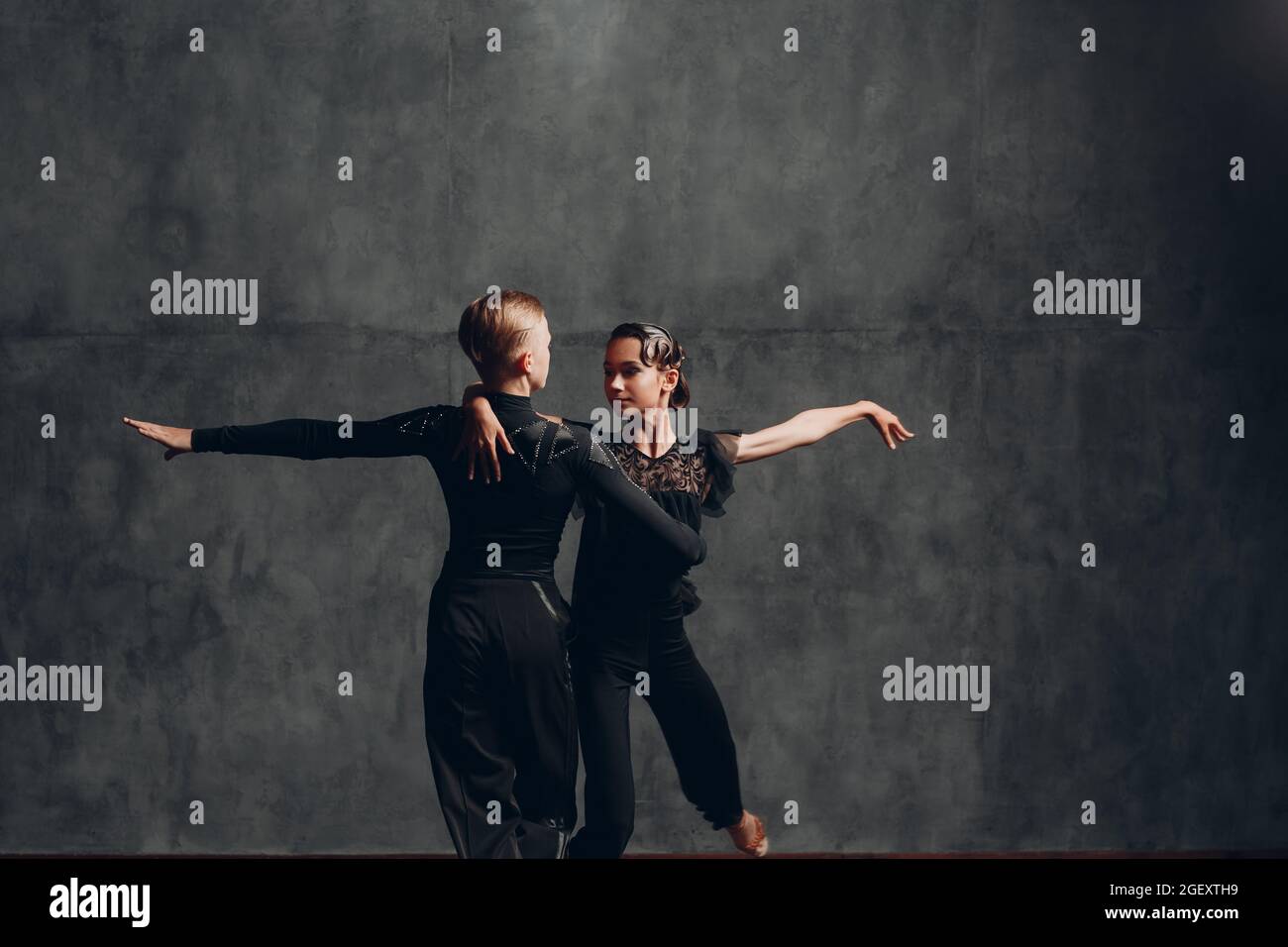 Pair dancers hi-res stock photography and images - Alamy