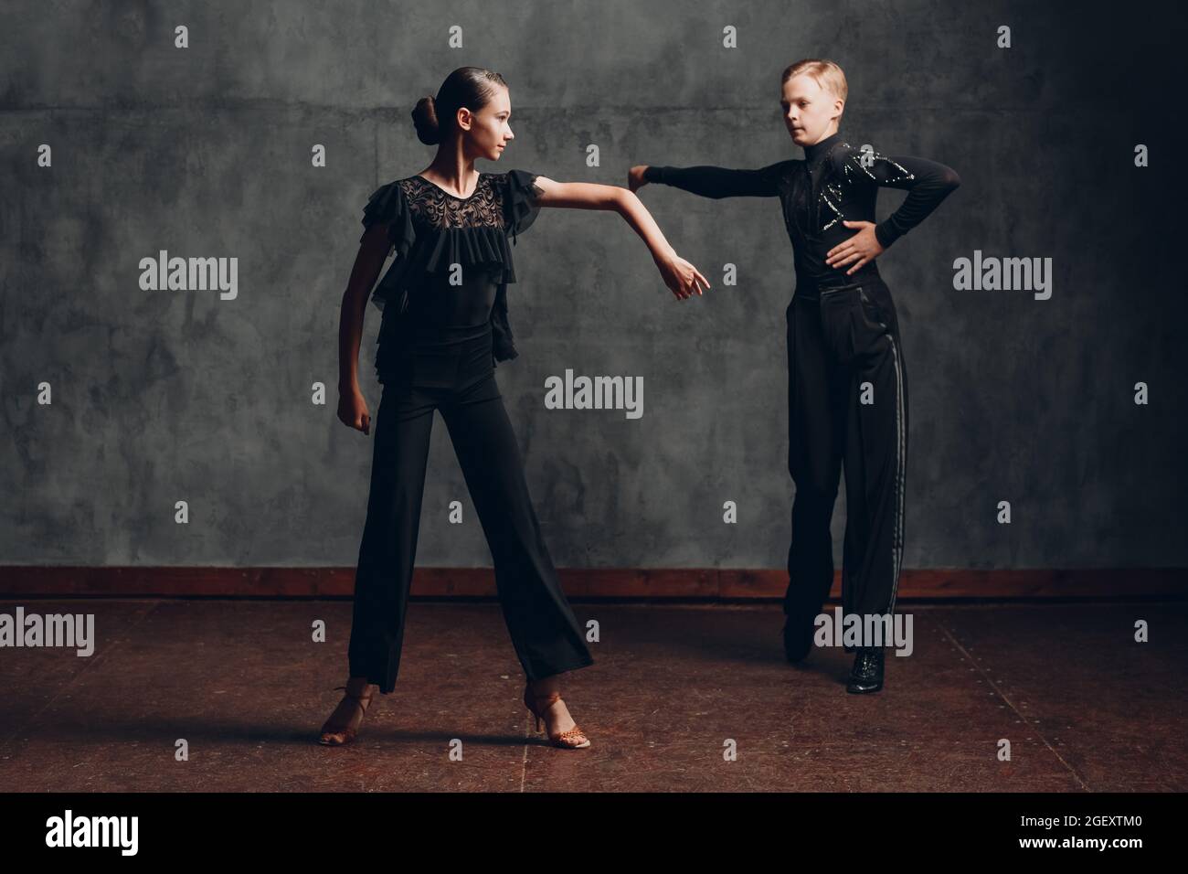 Dancing the cha hi-res stock photography and images - Alamy