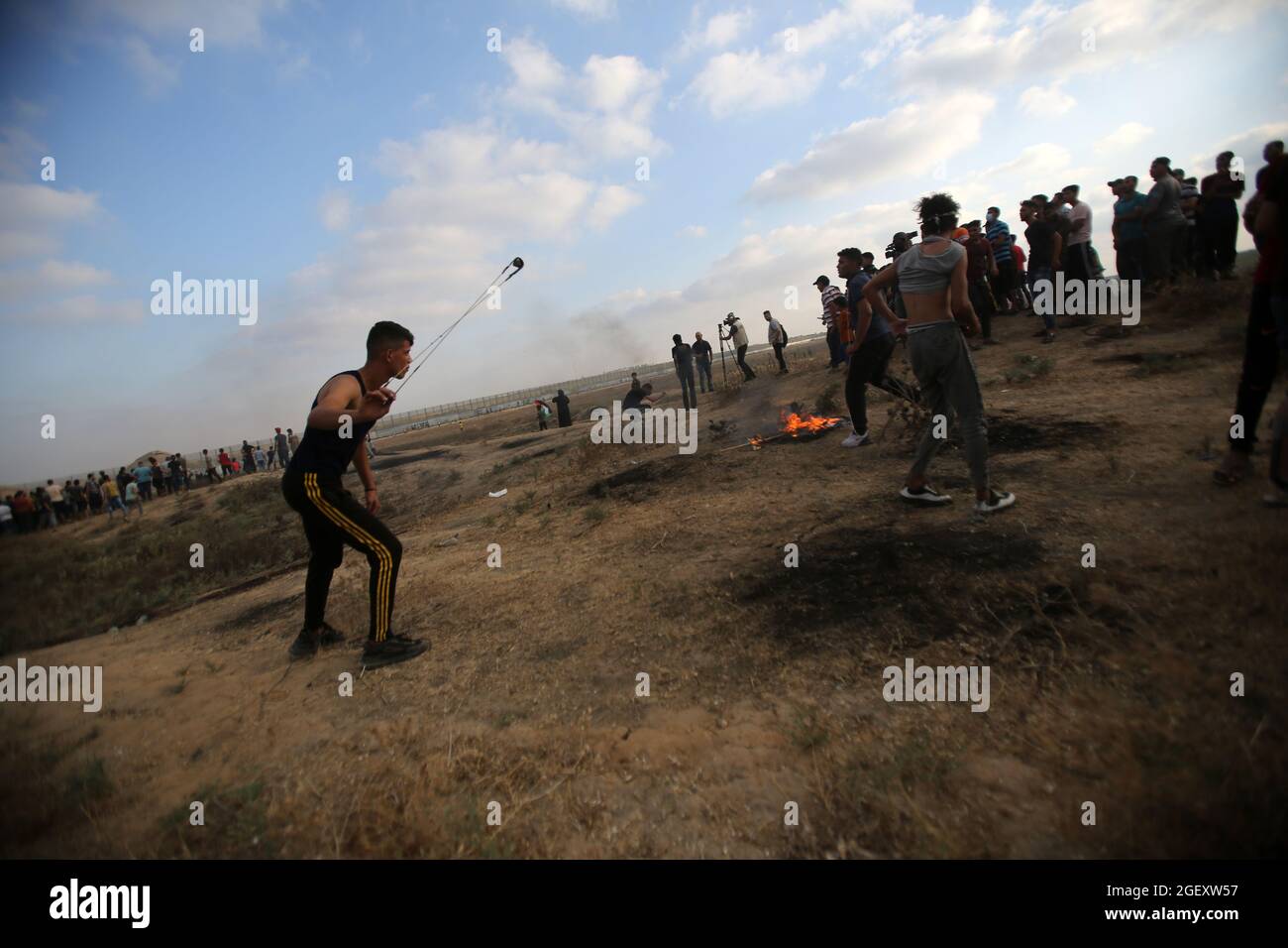 Gaza, Palestine. 21st Aug, 2021. Palestinian protester uses a slingshot ...